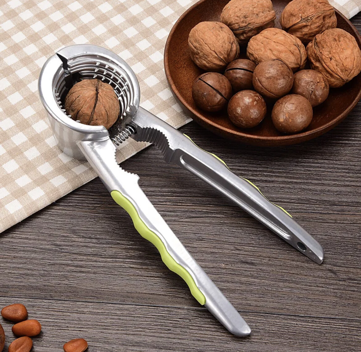 Конусный металлический орехокол , 17,5см (серебристый)Не допускайте растекания скорлупы
