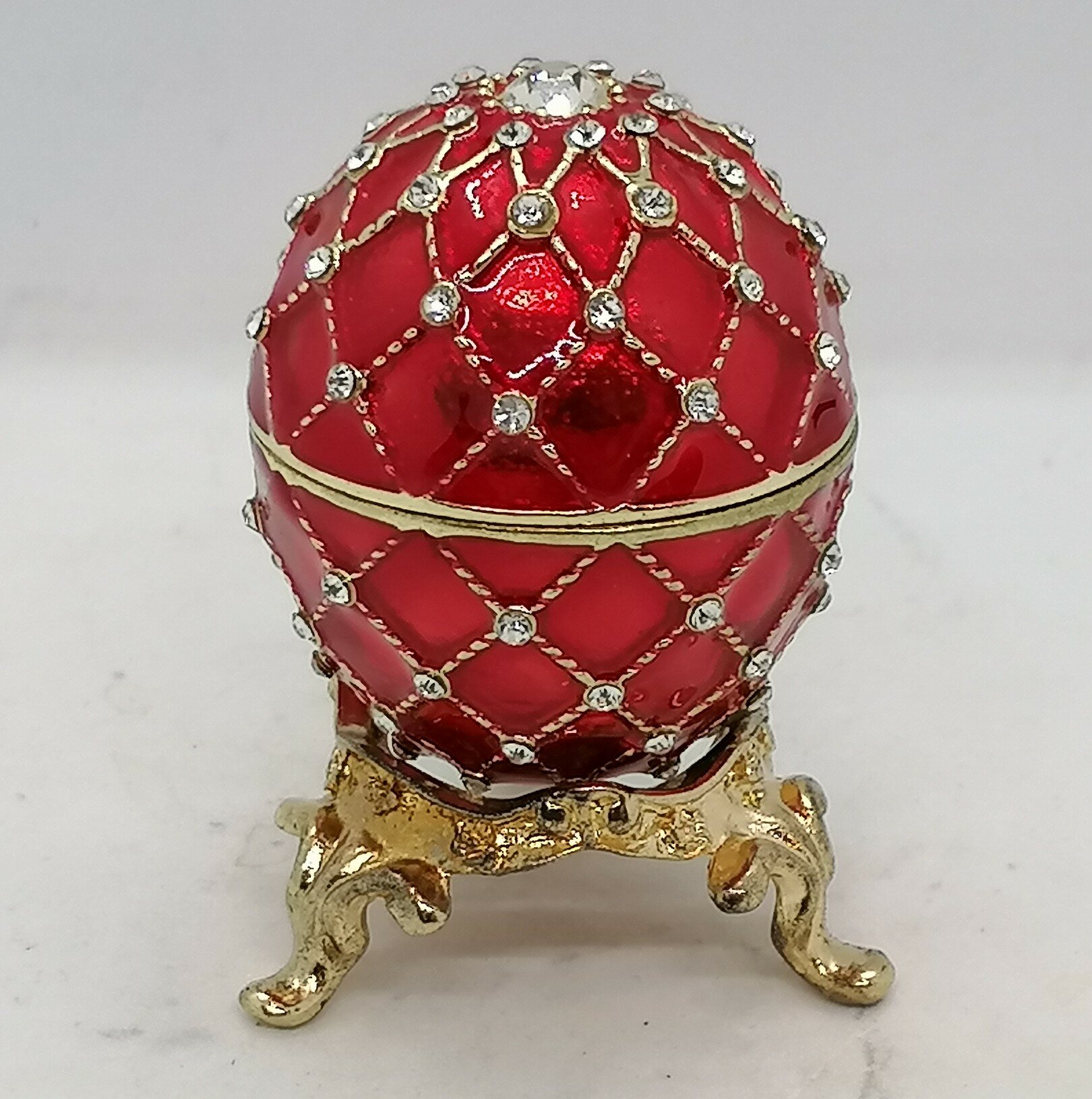 Яйцо Фаберже сетка с орнаментом и стразами на подставке, малое, красное, арт 90836