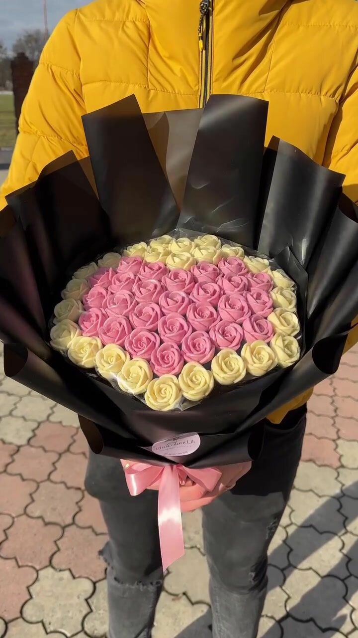 Сладкий букет из конфет ShokoTrendy шоколадные розы 51 шт розовый черный белый