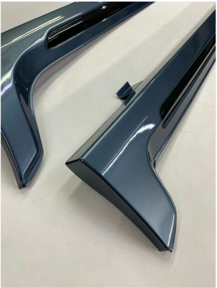 Пороги пластиковые Sport для (Гранта, Калина, Калина 2 спорт) в цвете Цвет "Гранта (682)" с черной полосой