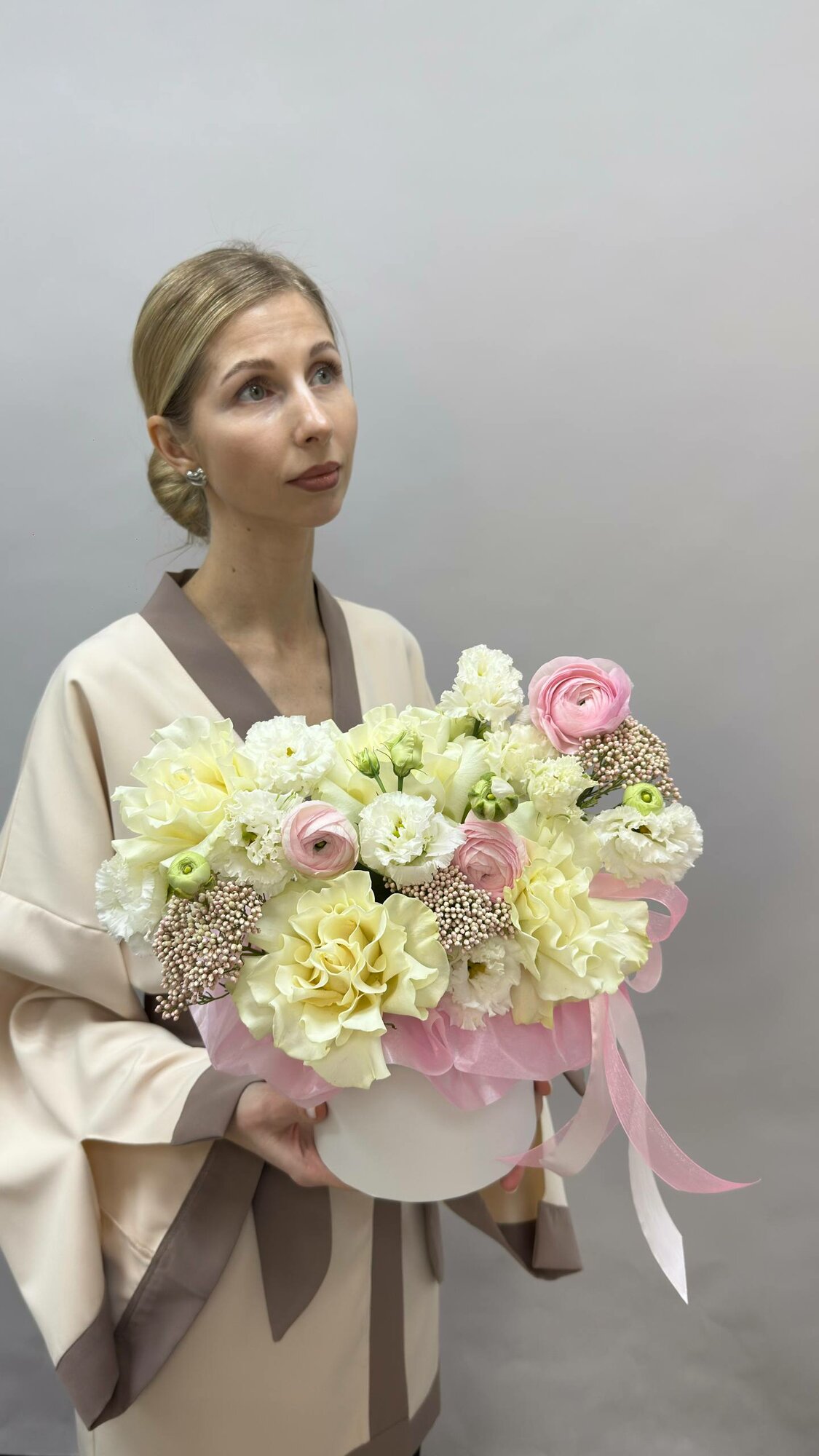 Коробка с французскими розами и ранункулюсами/лютиками и эустомой, на 8 марта