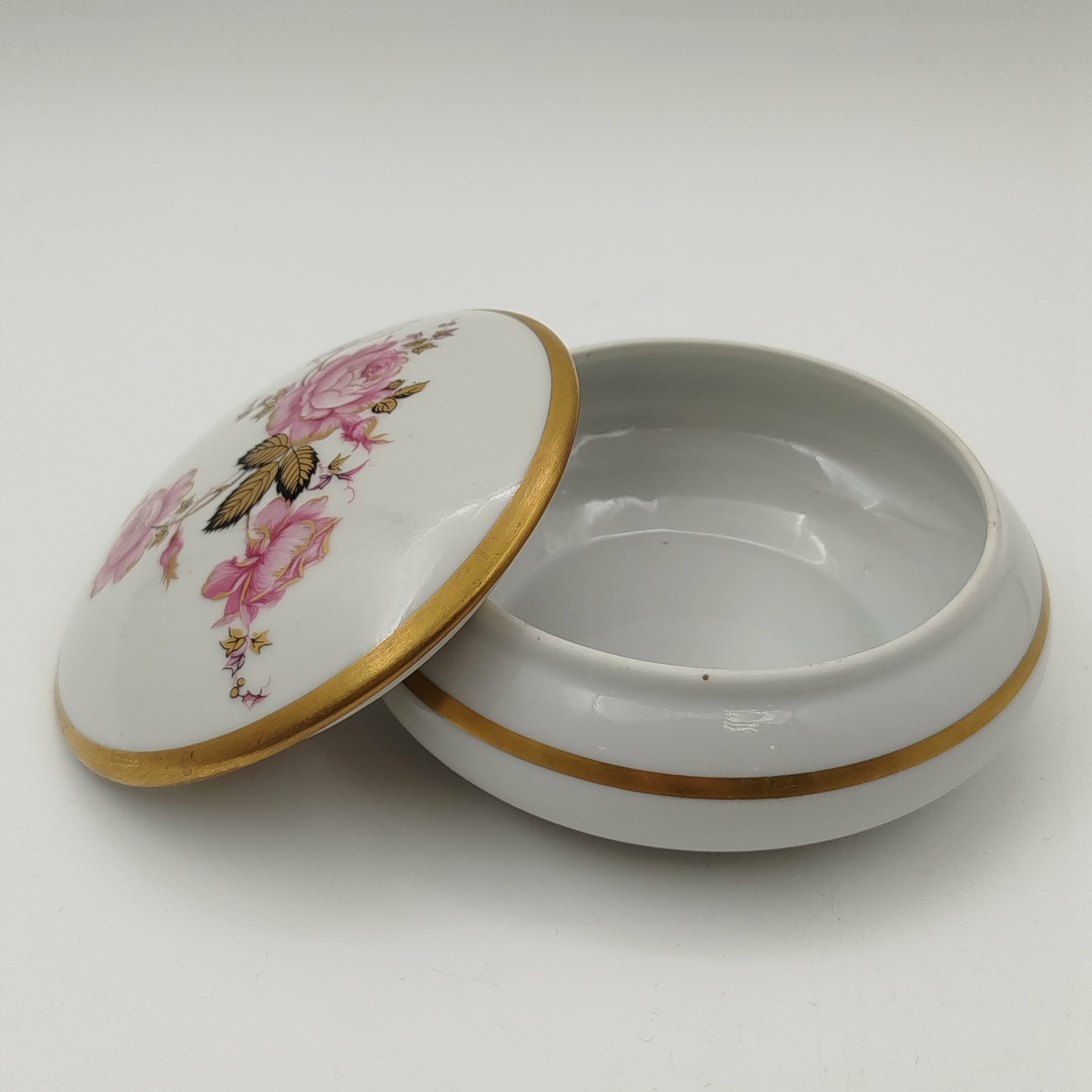 Шкатулка круглой формы, украшенная изображением роз, фарфор, деколь, золочение