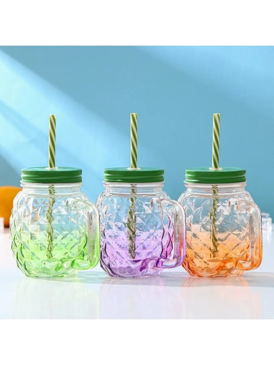 Стеклянная банка с крышкой и трубочкой