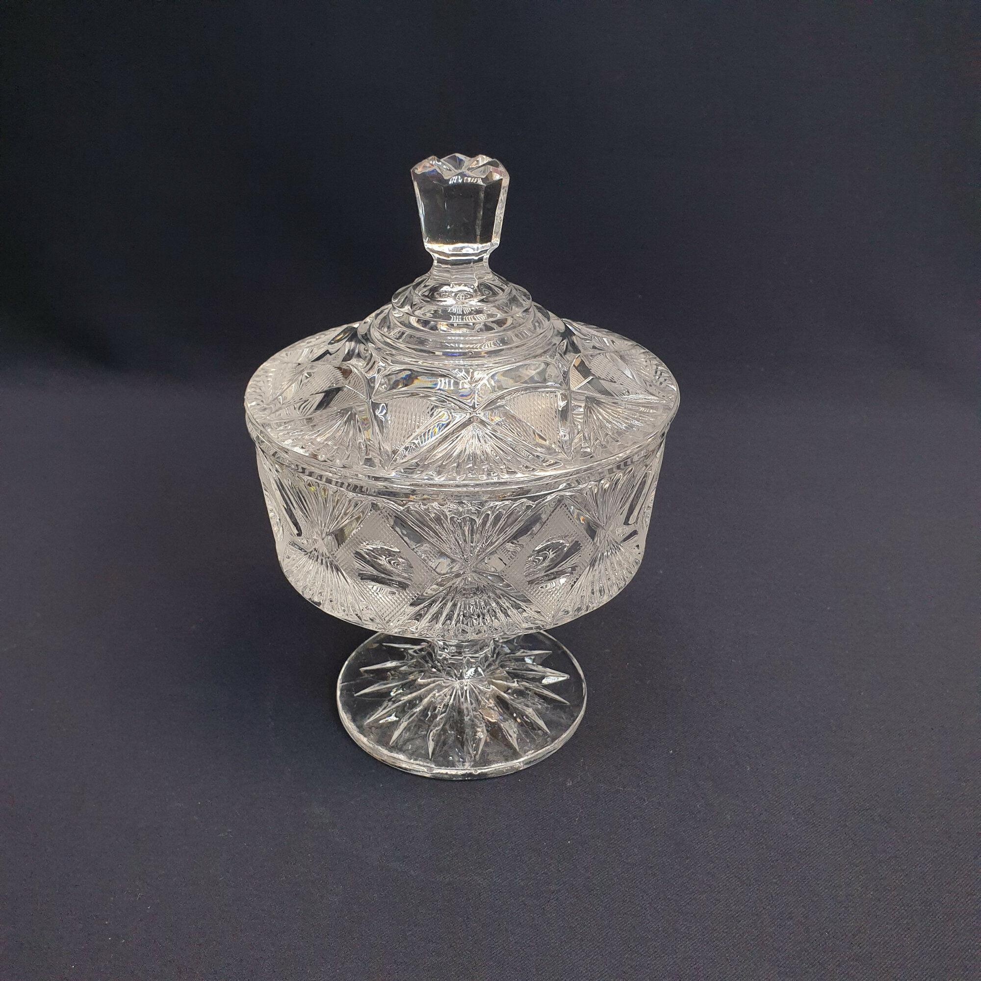 Бонбоньерка с крышкой конфетница 19 см, хрусталь, алмазная резка, 400 мл. Винтаж, СССР.