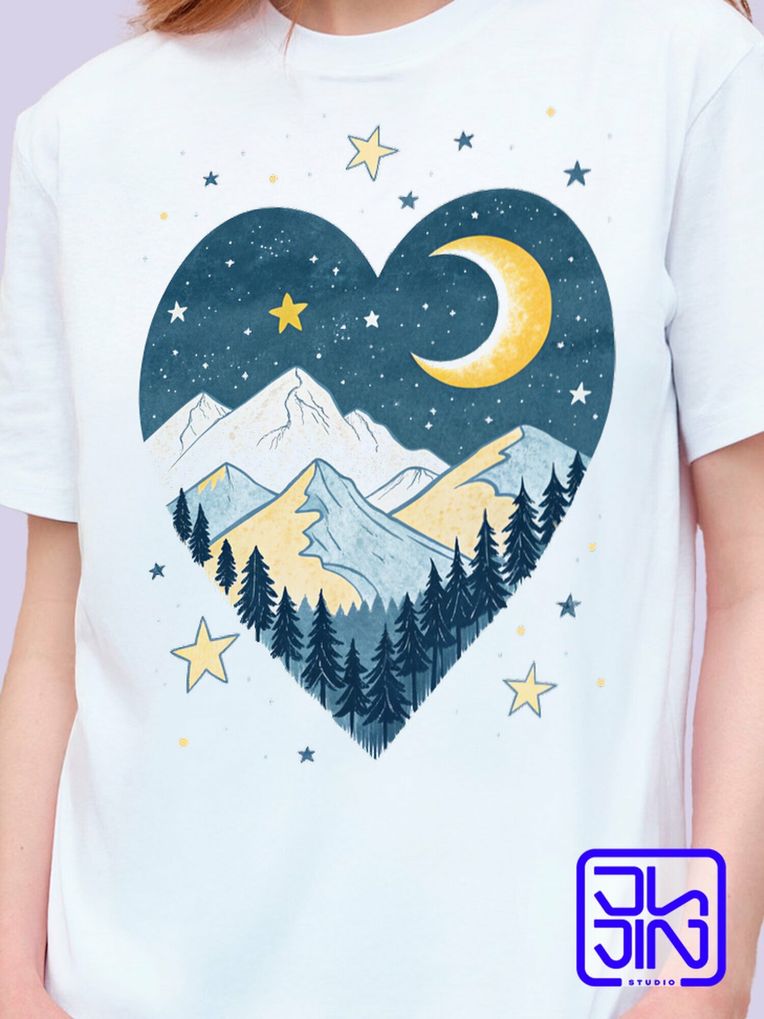 Футболка классическая женская с авторским принтом Выразительная темно-синяя композиция с сердцем, луной и синими горами, белый хлопковый трикотаж с прикольным рисунком на груди