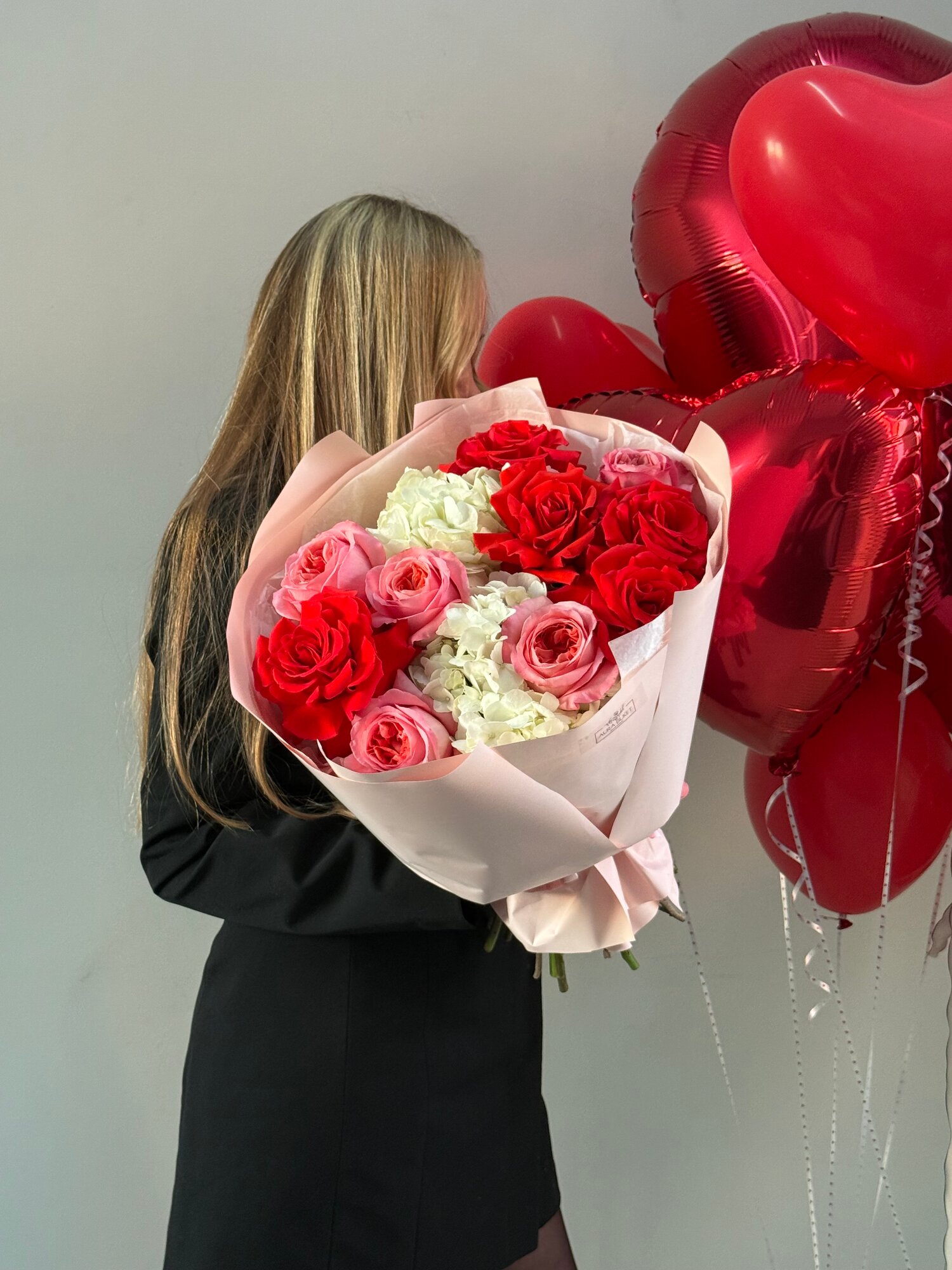 Букет AURA BUKET "Любимая моя" авторский, пионовидные розы и гортензия ( живые цветы)