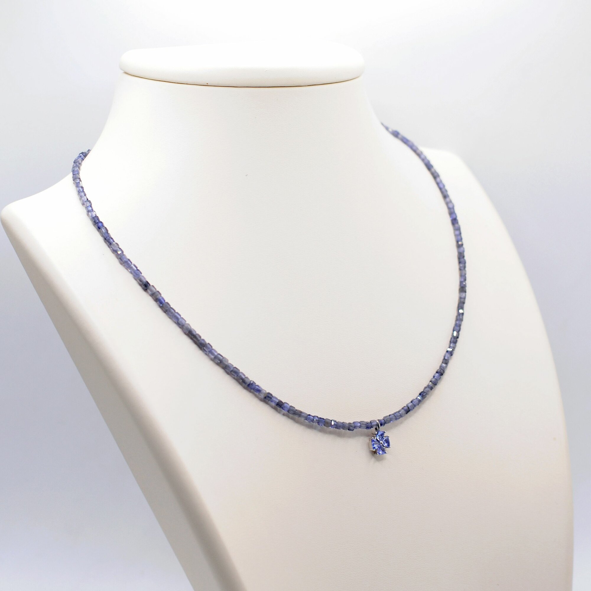 Чокер, иолит, танзанит