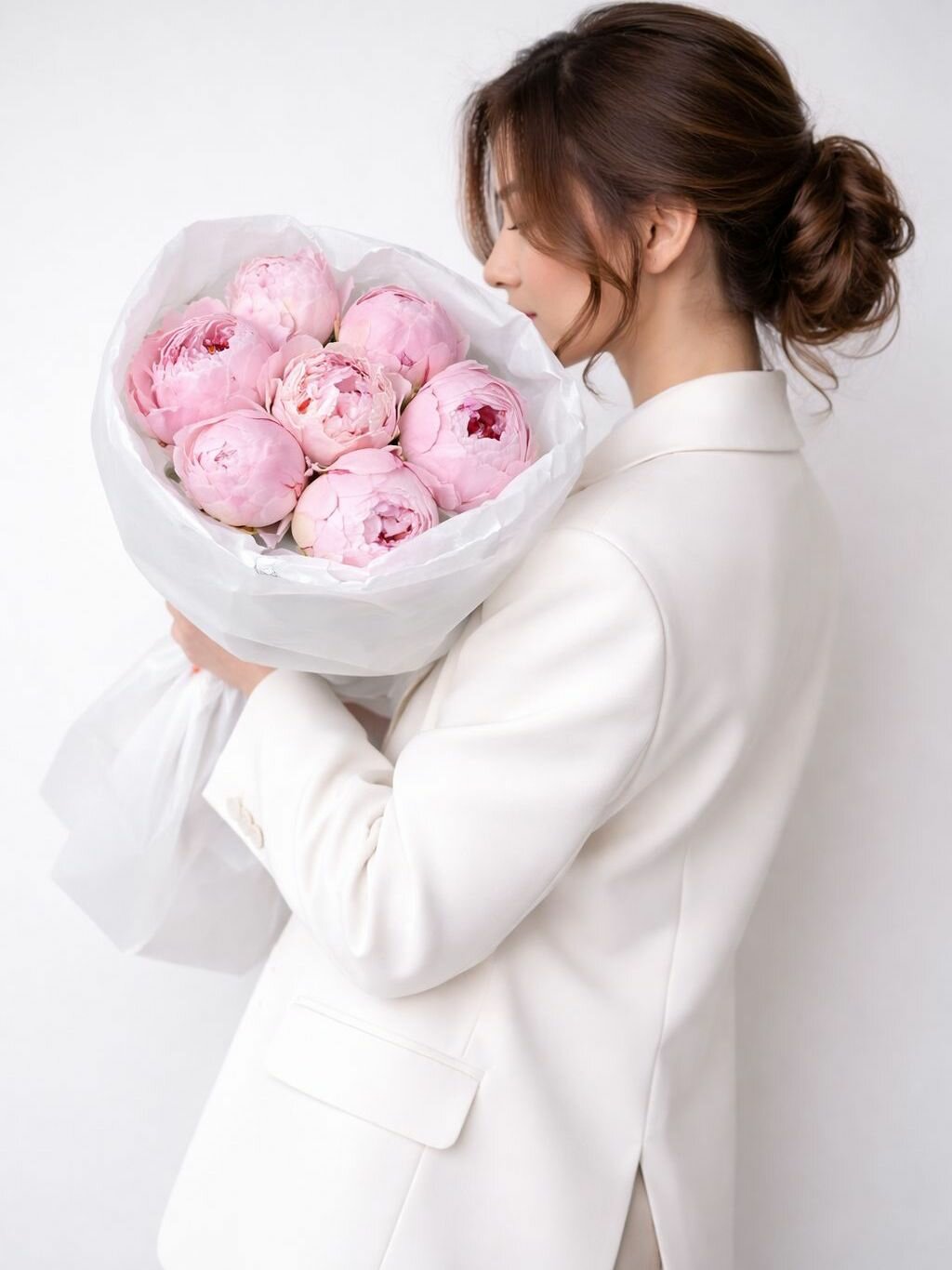 Букет из нежных пионов