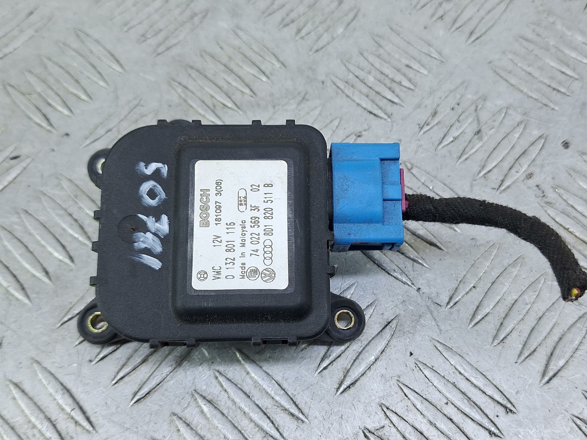 Моторчик заслонки печки Volkswagen Passat B5 1998 8D1820511B