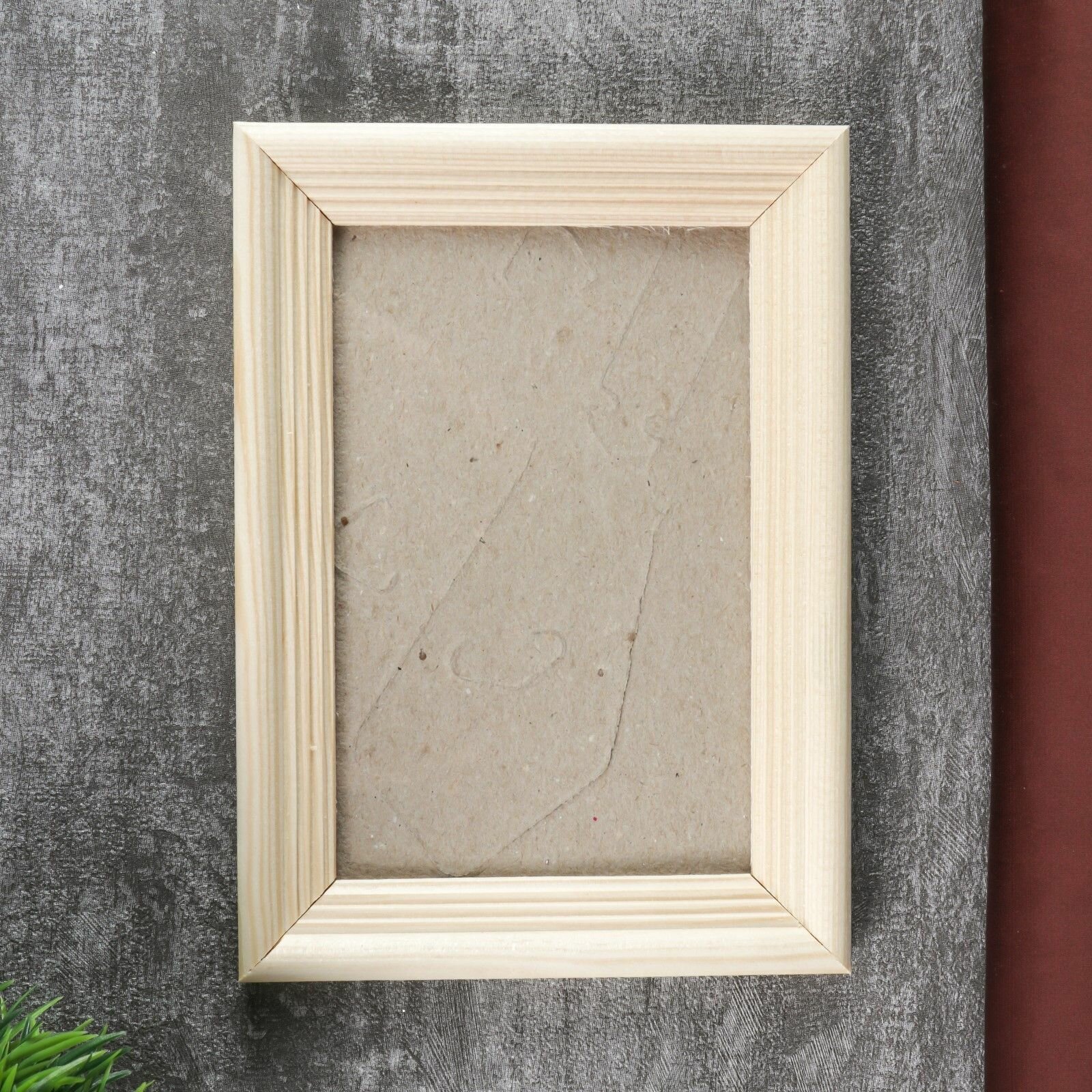 Деревянная фоторамка для фото 10х15 см. цвет: белое дерево, экран пластиковый, вертикальная на стол и стену