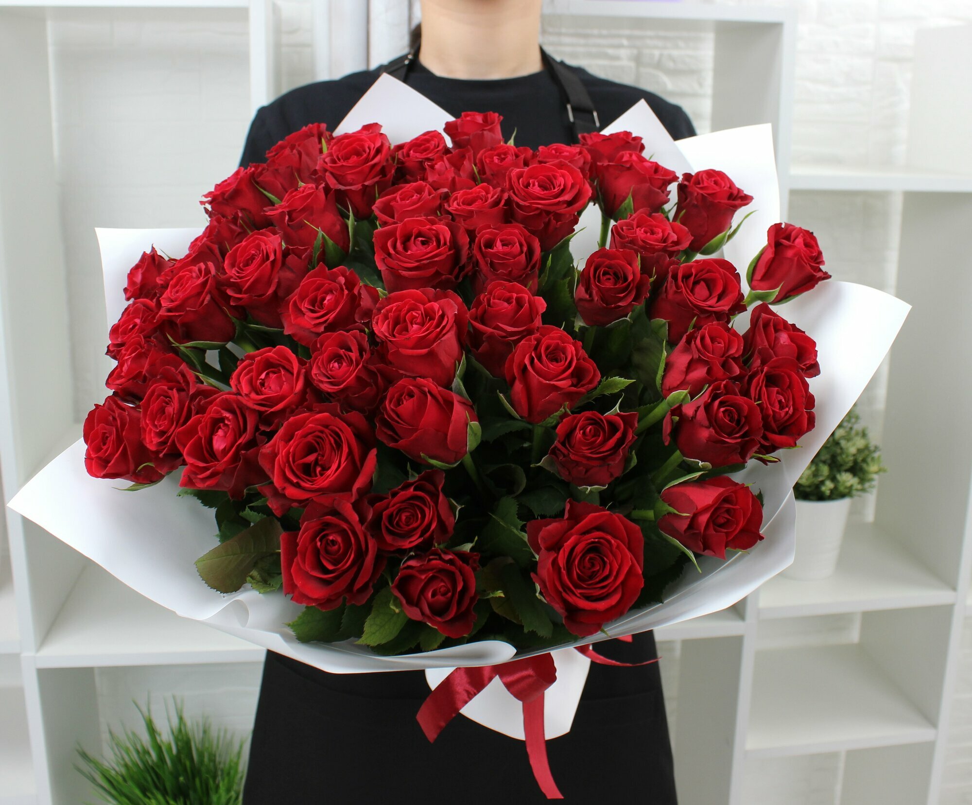 Монобукет THE FLOREAL красная роза 51 штука, высота 40 см, с бантом
