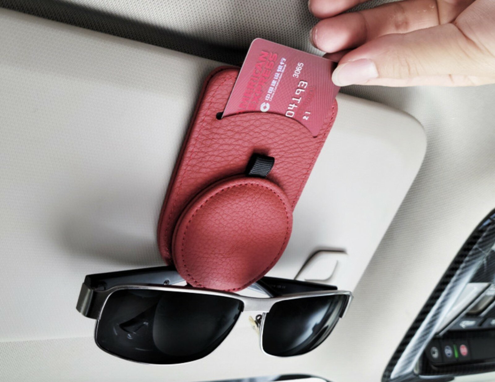 Многофункциональный автомобильный держатель MyPads M-236886 из натуральной кожи с магнитом красный