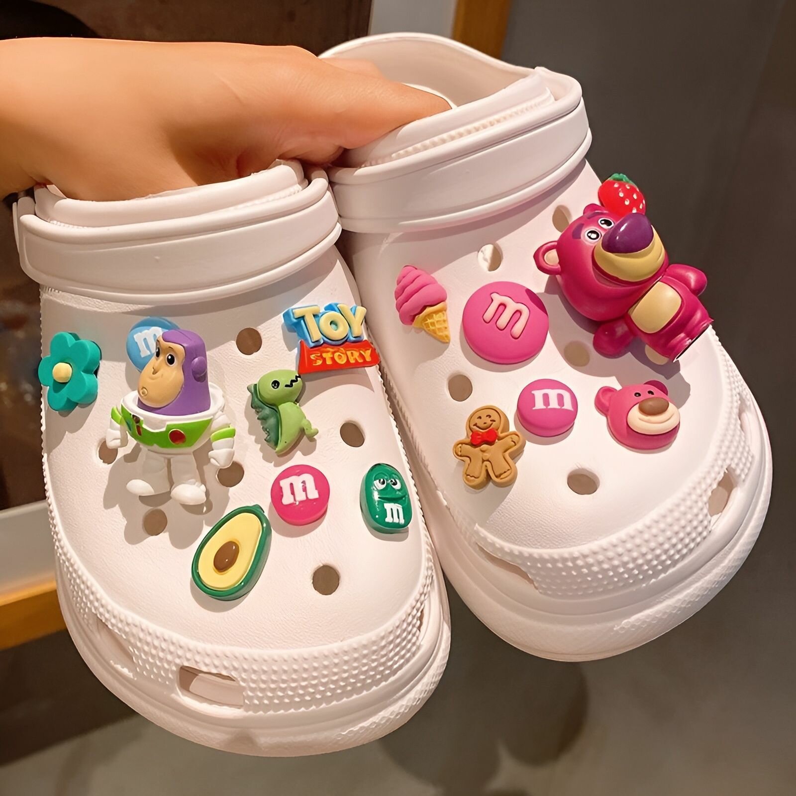Джиббитсы для Crocs — набор 15 шт Светлый год «клубничный медведь», клипсы-значки из ЭВА для крокс, сабо и рюкзаков