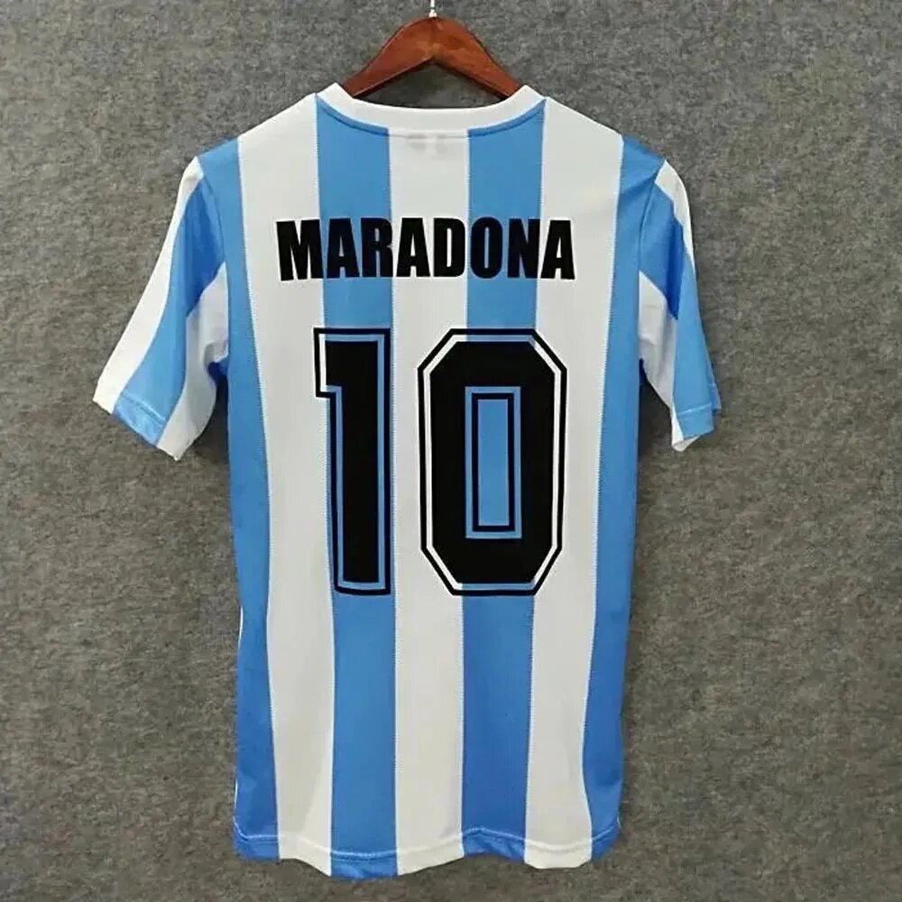 Футболка сборной Аргентины MARADONA 10 — легендарный дизайн, официальные цвета, качественная ткань. Идеально для фанатов и коллекционеров футбольной формы!