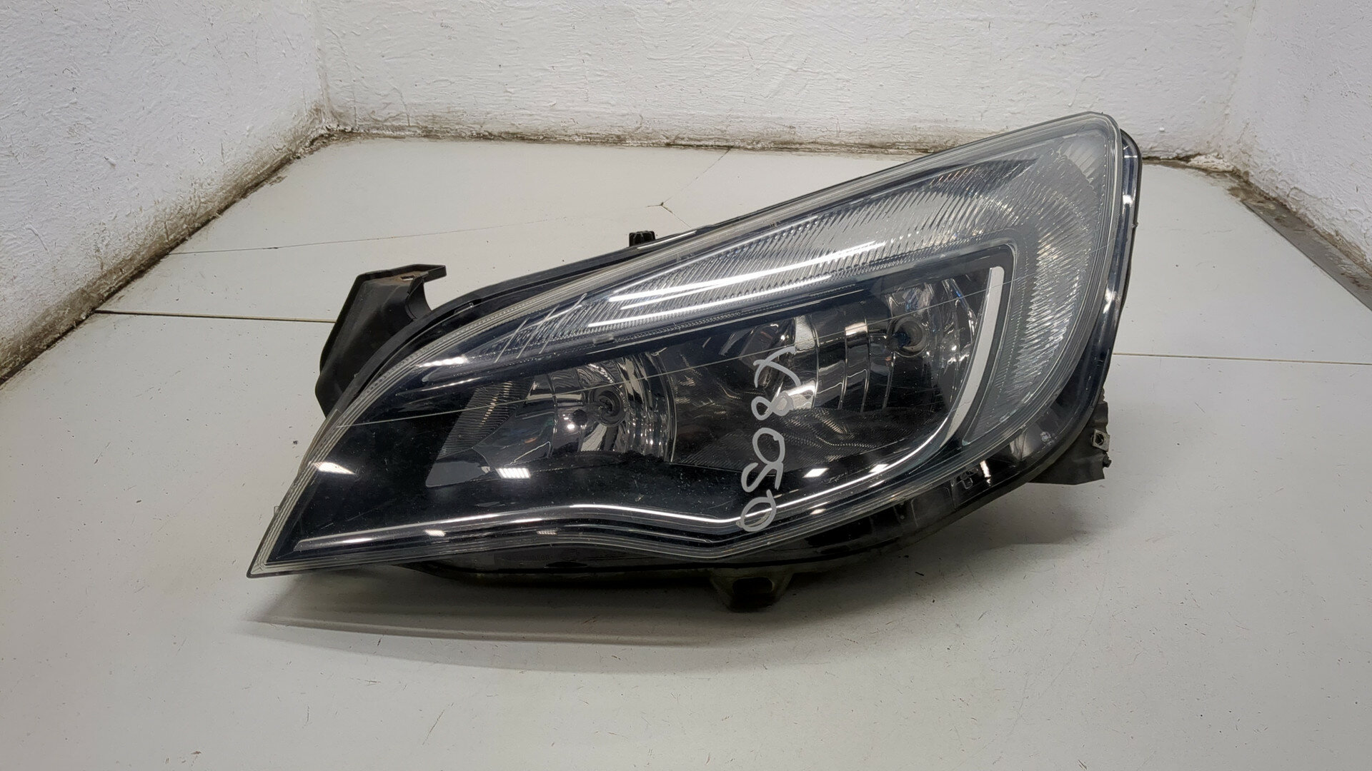 Фара (передняя) левая Opel Astra J Б/У