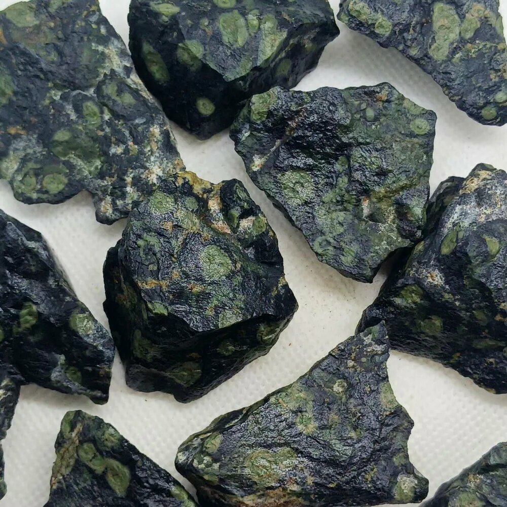 Малахит - натуральный необработанный камень(50 г/200 г)