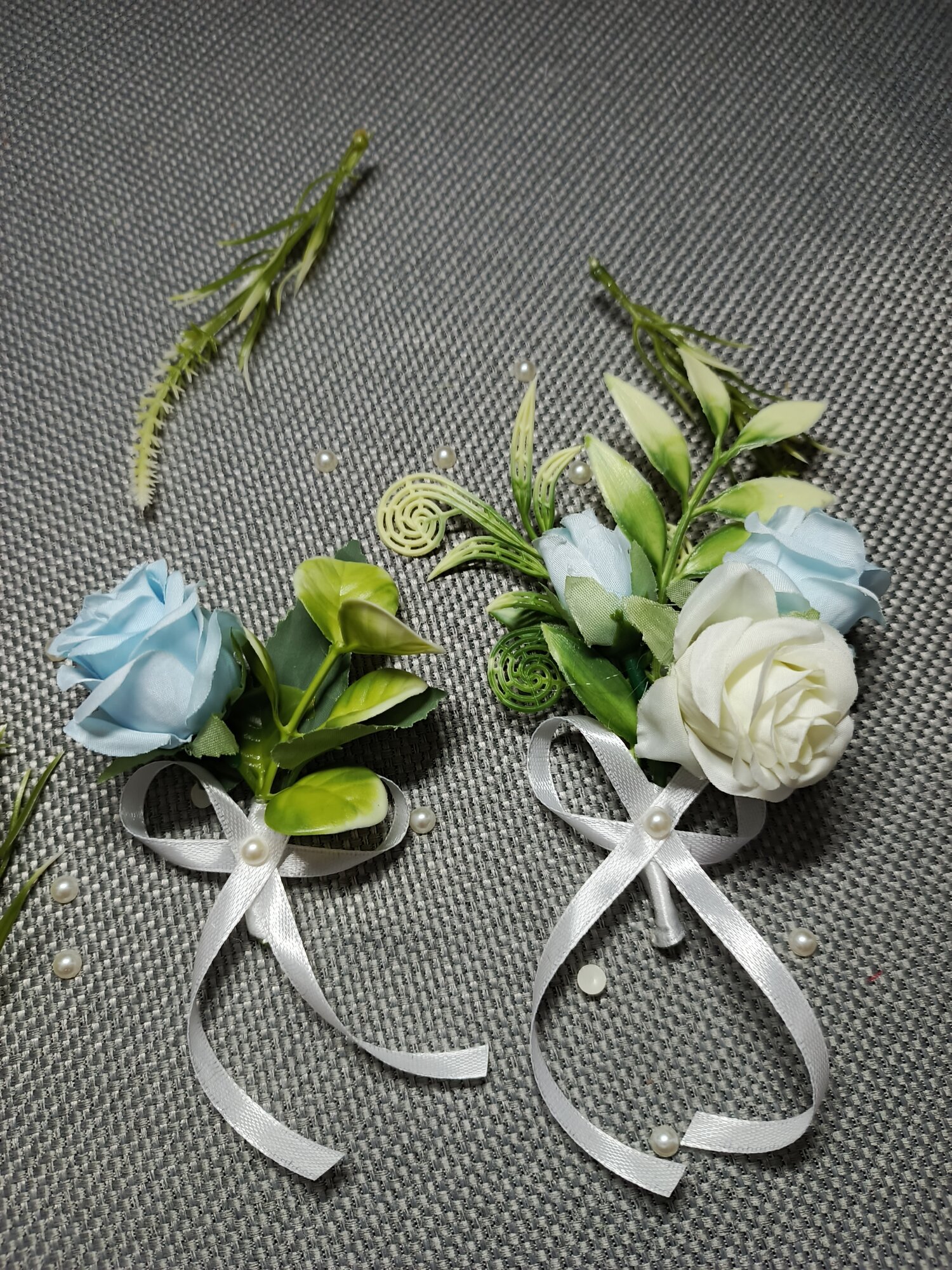 Бутоньерки для жениха и свидетеля выполненные в одном стиле.