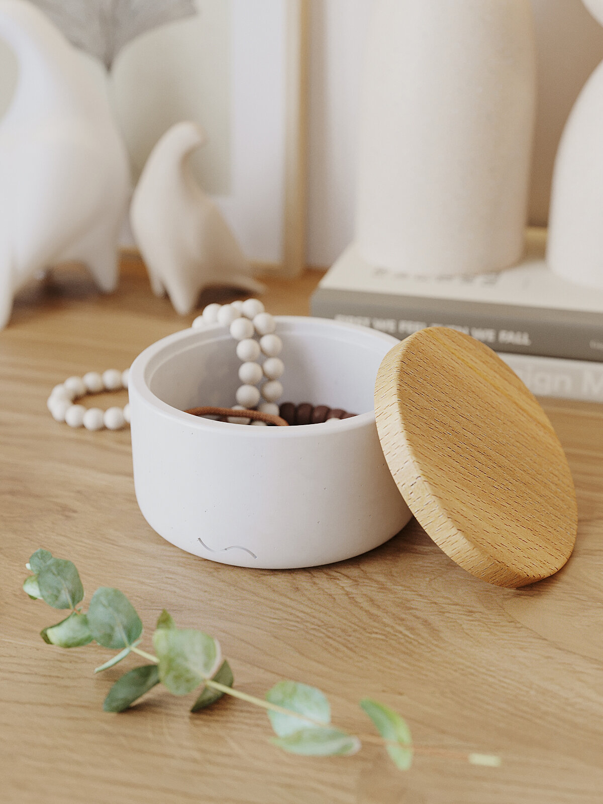 Декоративная шкатулка для украшений Astrid M (GL), с деревянной крышкой, бетон, белая глянцевая