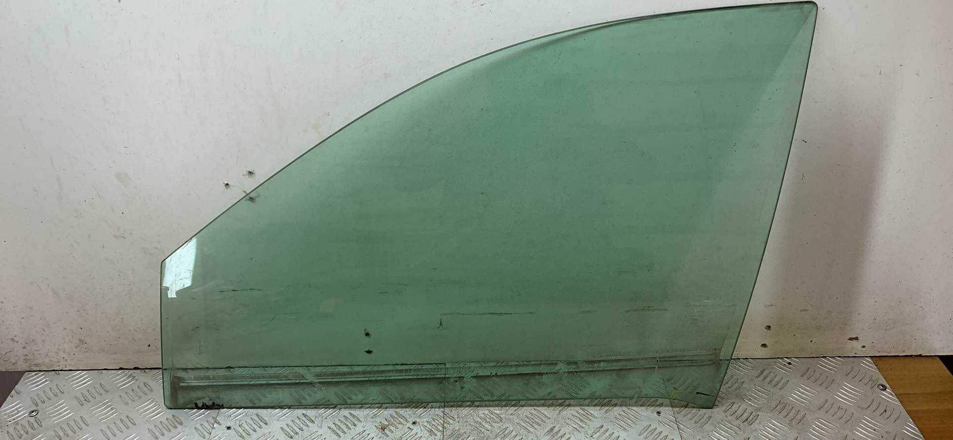 Стекло двери передней левой Chevrolet Alero 2000