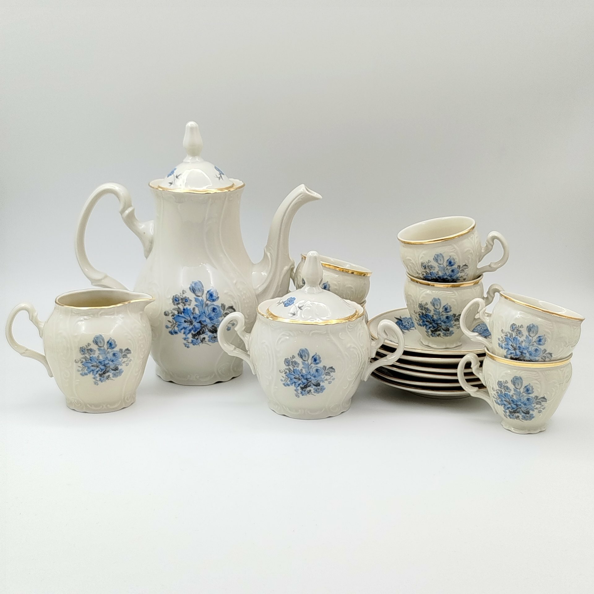 Сервиз кофейный на 6 персон цвета слоновой кости с декором в виде голубых цветов (предметов)