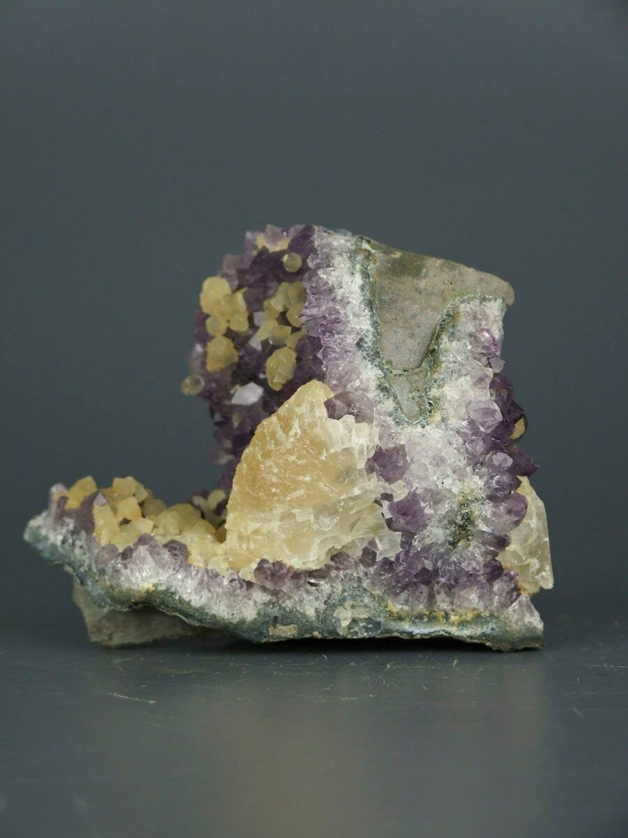 Аметист натуральный камень коллекционный 8 см