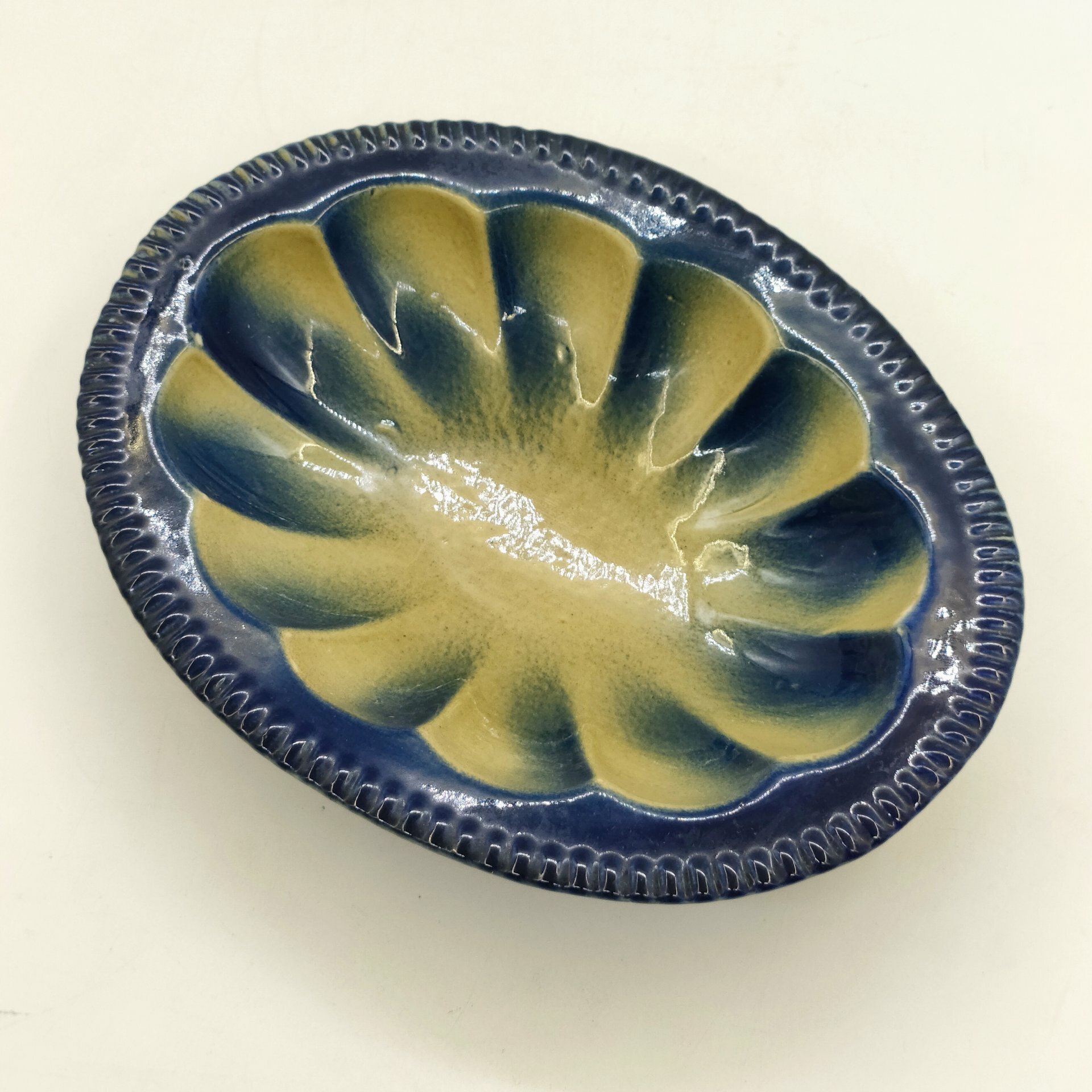 Блюдо овальной формы синего и горчичного цветов с рельефным декором, фаянс