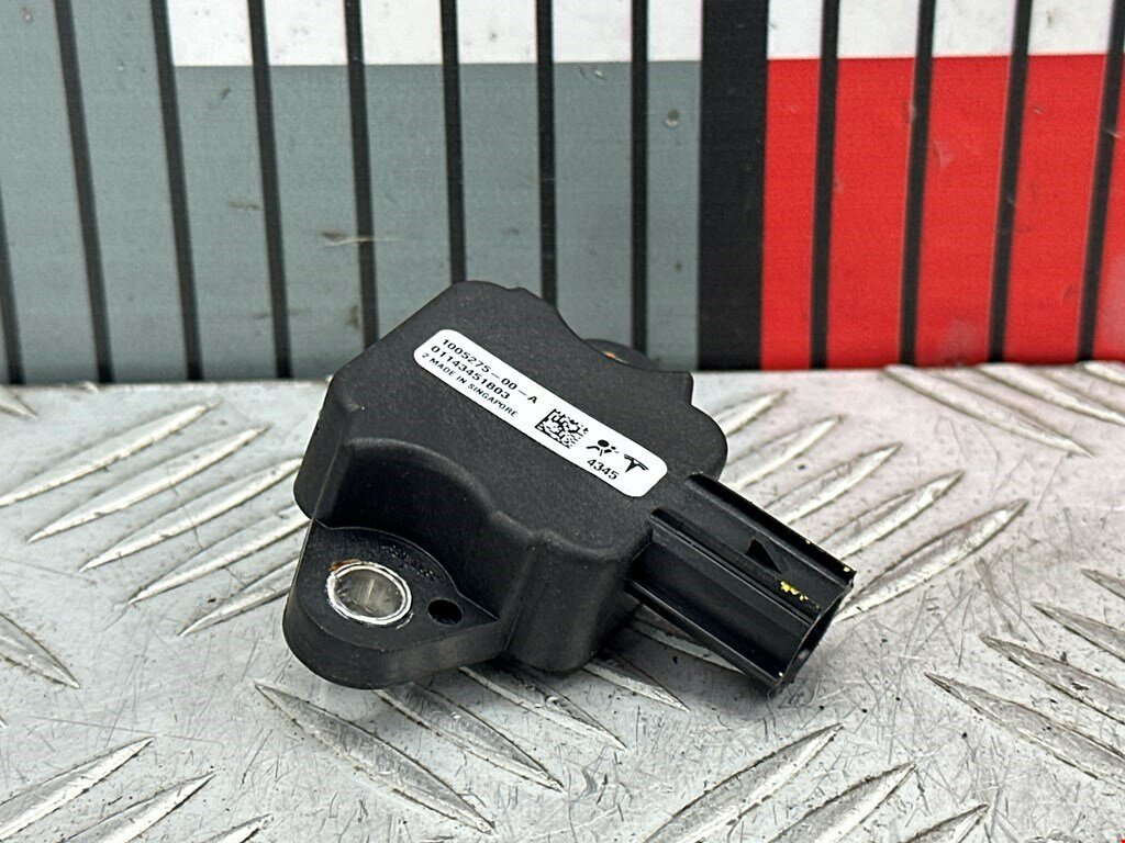 Датчик удара Tesla Model S 100527500A арт. 2264189