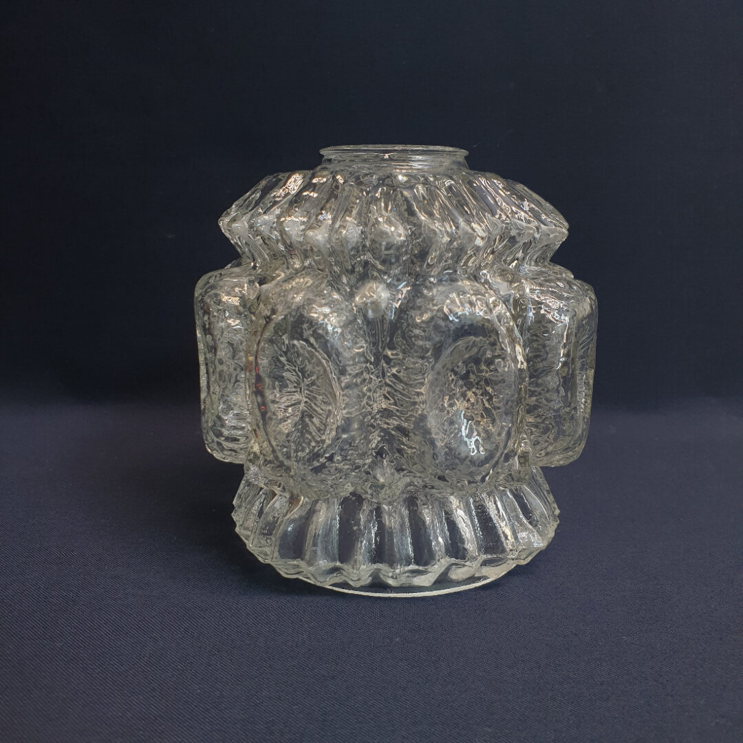 Плафон, стекло, объемный рельеф, диаметр 12 см, высота 13.5 см, диам. посадка 5,5см. Винтаж ССС