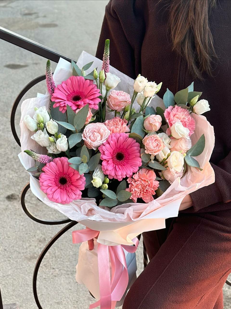 Букет Liana Flowers "Кенди", кустовые розы, герберы и др, на стеблях