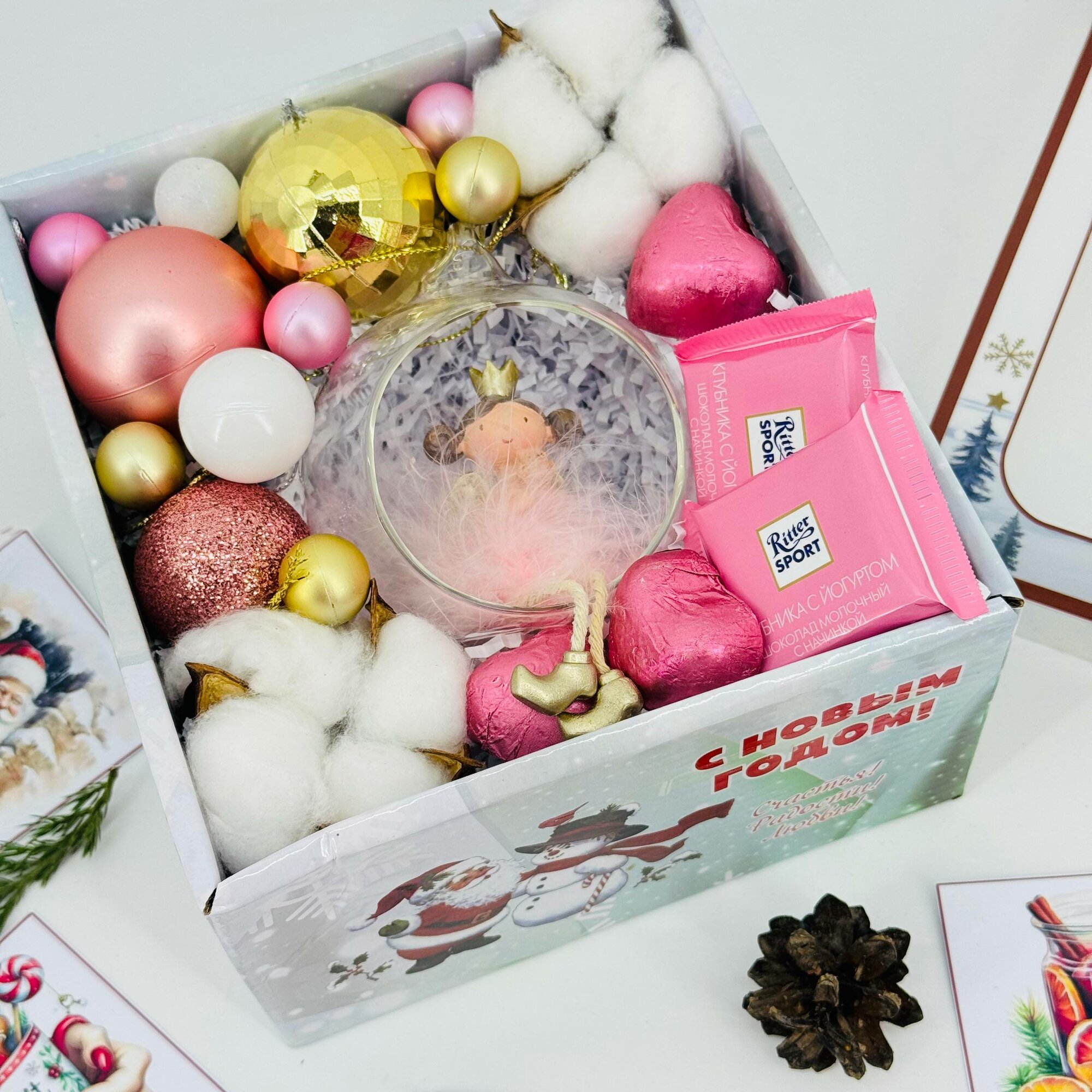 Сладкий новогодний подарок для девочки, девушки с шоколадками, ёлочными игрушками и принцесса в колбе