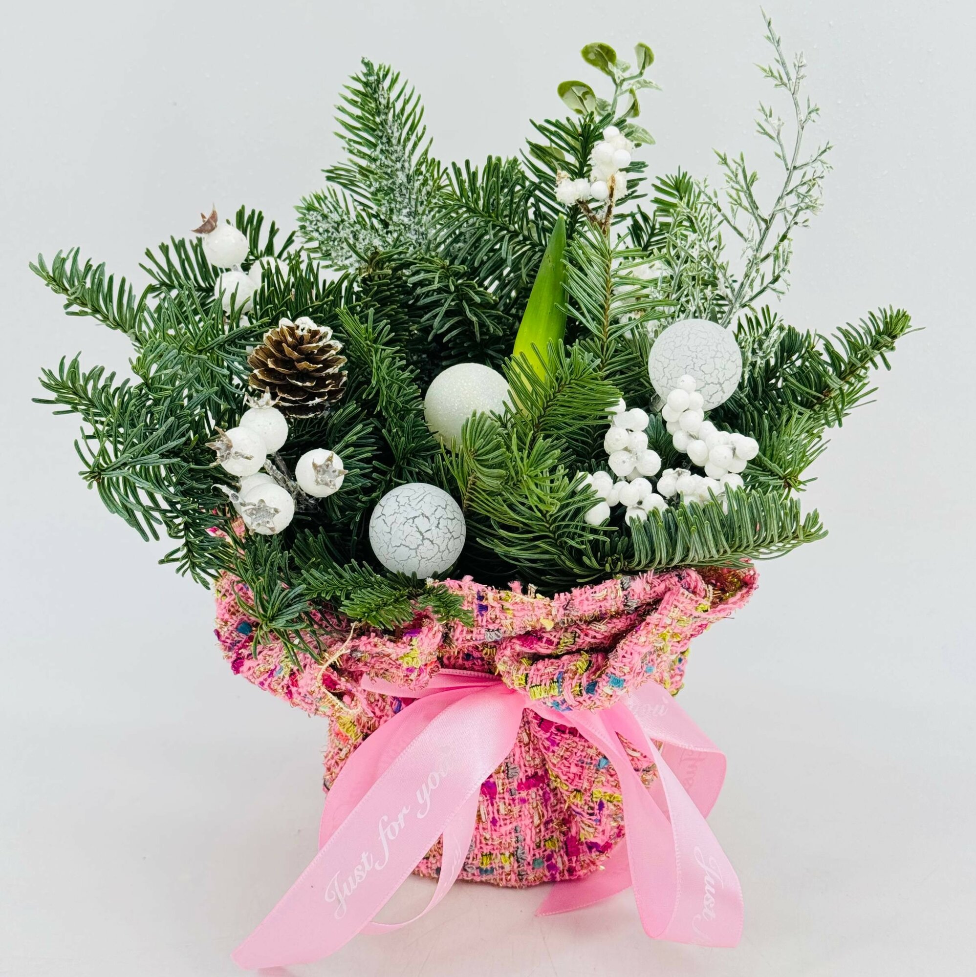 Зимняя композиция в кашпо из нобилиса с красным Амариллисом луковица. Зимний новогодний букет