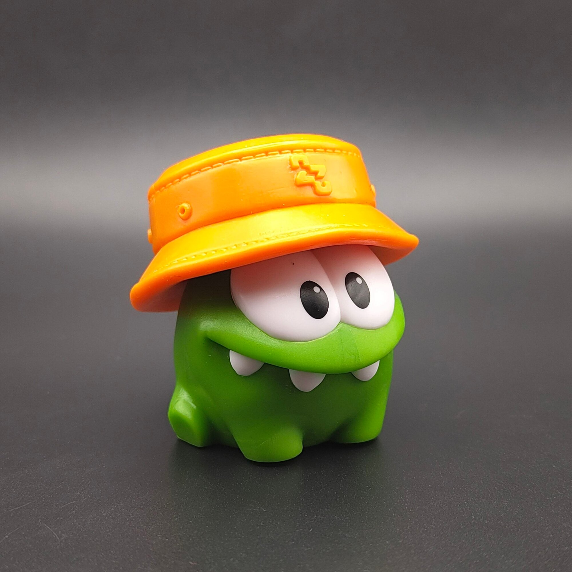 Игрушка Ам-Ням коллекционная серии "Карнавал-2". Вкусно и точка 2025. С оранжевой панамой