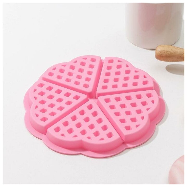 Форма силиконовая для выпечки «Вафля. Сердце», d=18 см, 5 ячеек, цвет розовый