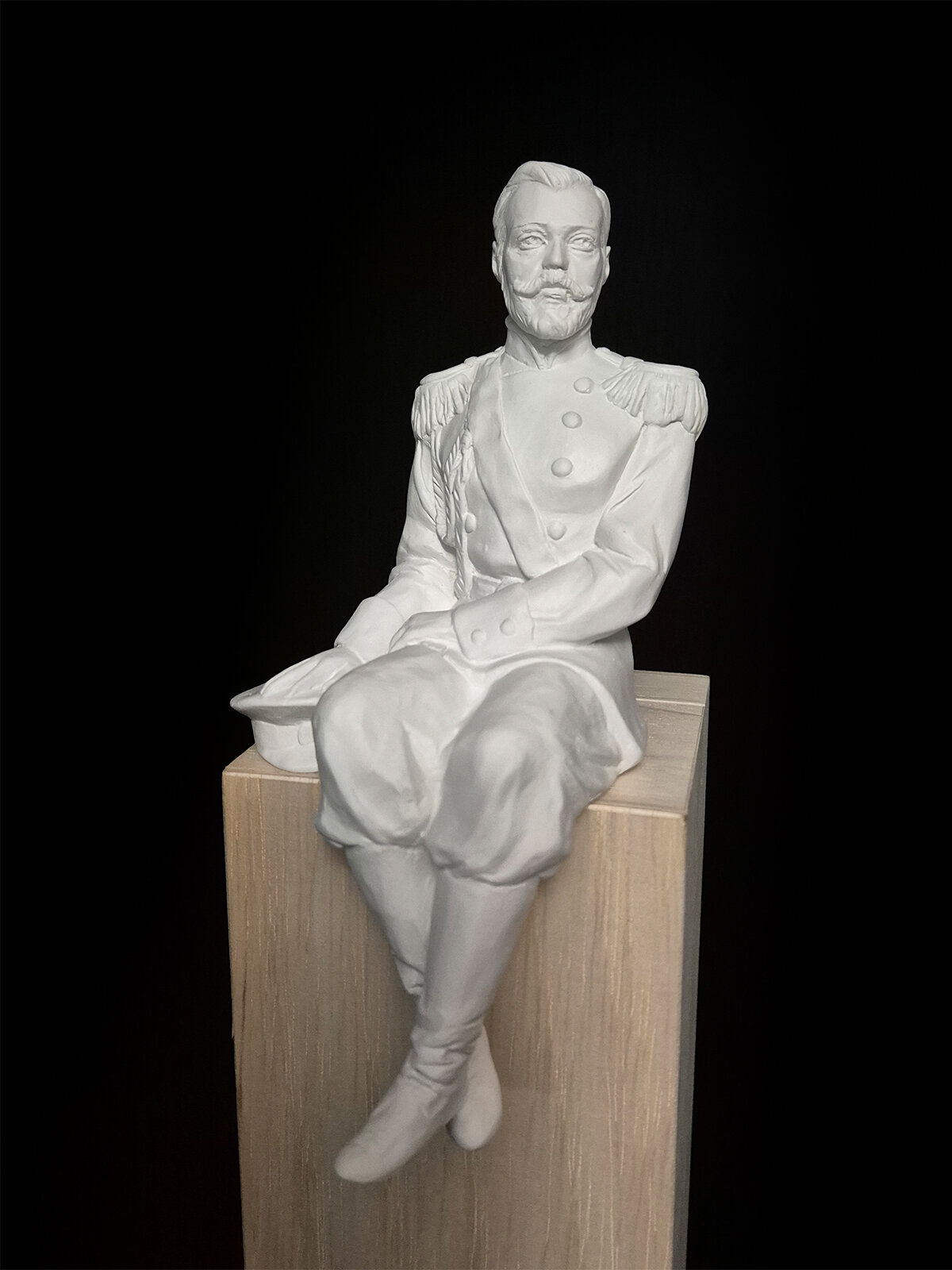 Статуэтка Николай Второй на полку. Цвет белый. Гипс.