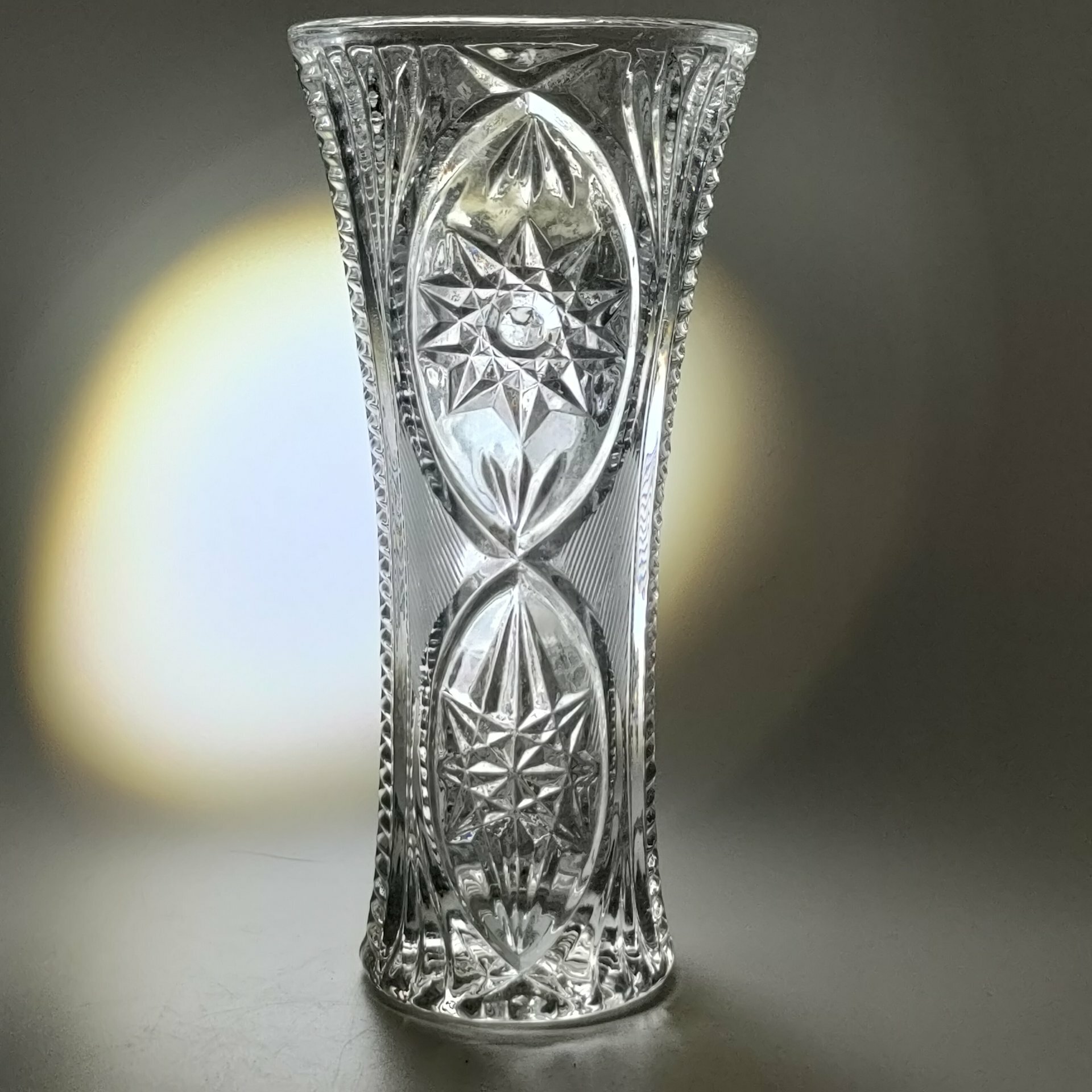 Ваза для цветов, украшенная рельефным декором, стекло, алмазная грань, СССР