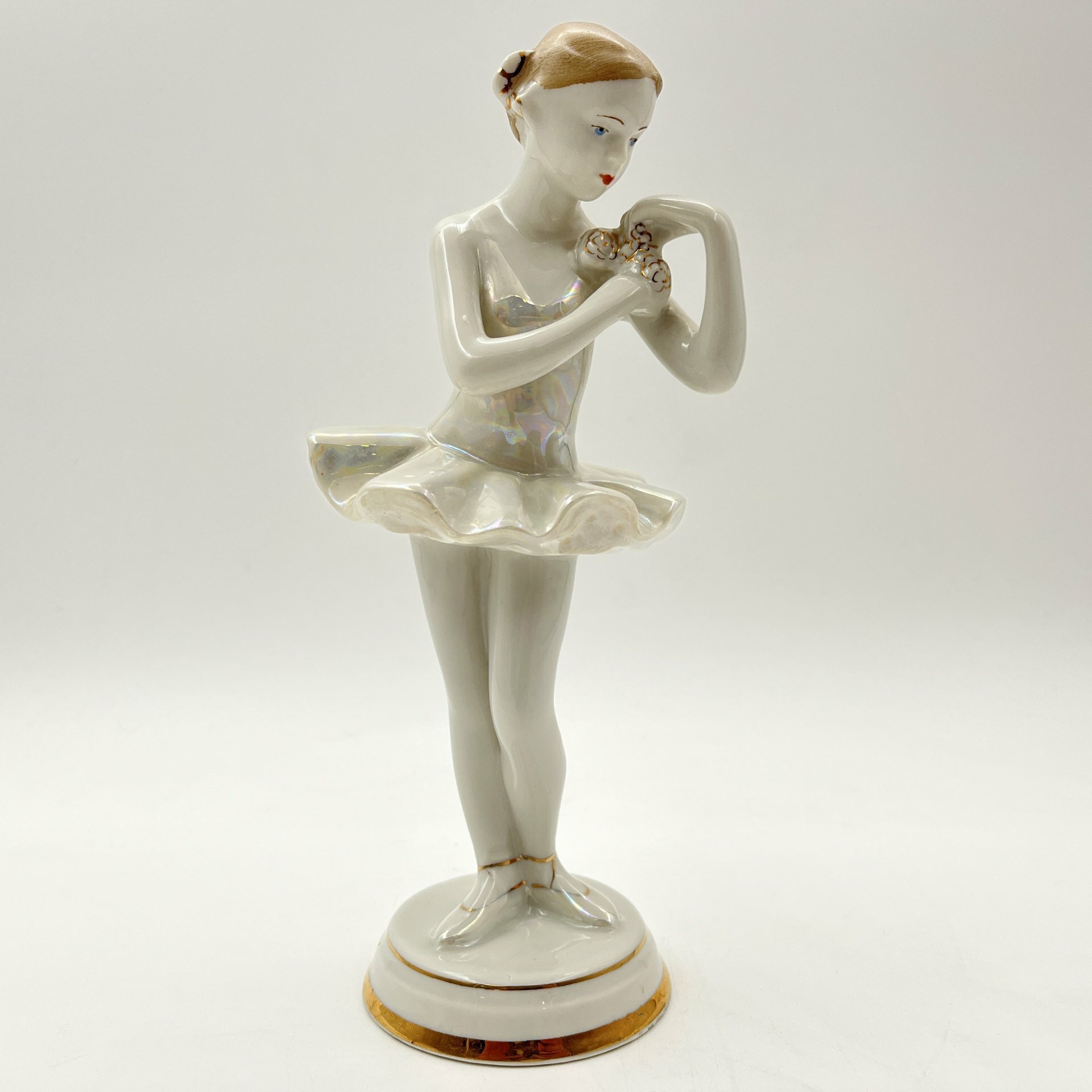 Статуэтка "Балерина с цветком", скульптор О. С. Артамонова, фарфор, роспись