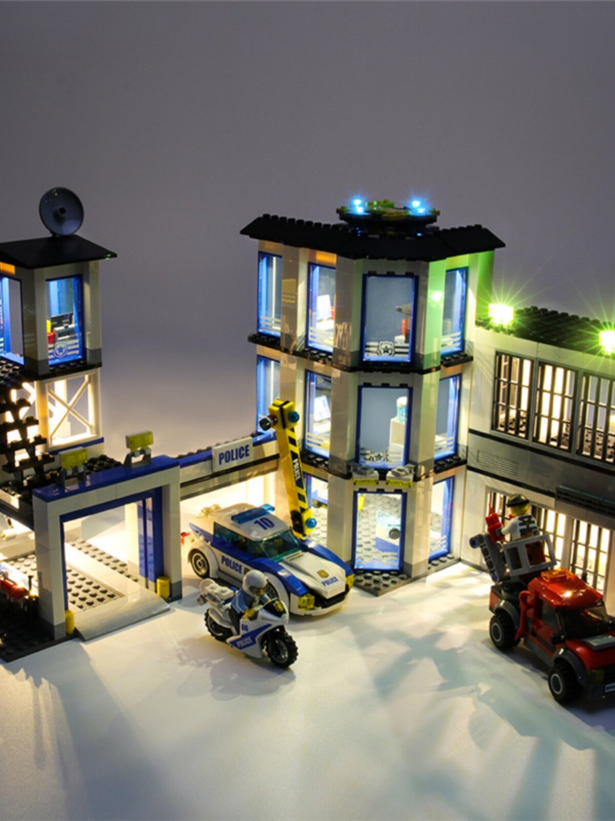Светильник с подсветкой для города полицейского участка 60141 от LEGO - только световые элементы, без основных деталей,