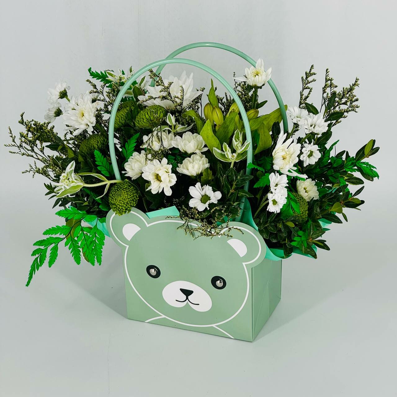 Детский букет медвежонок в сумочке. Сумка с цветами хризантемы, альстромерия, лимониум, молочай