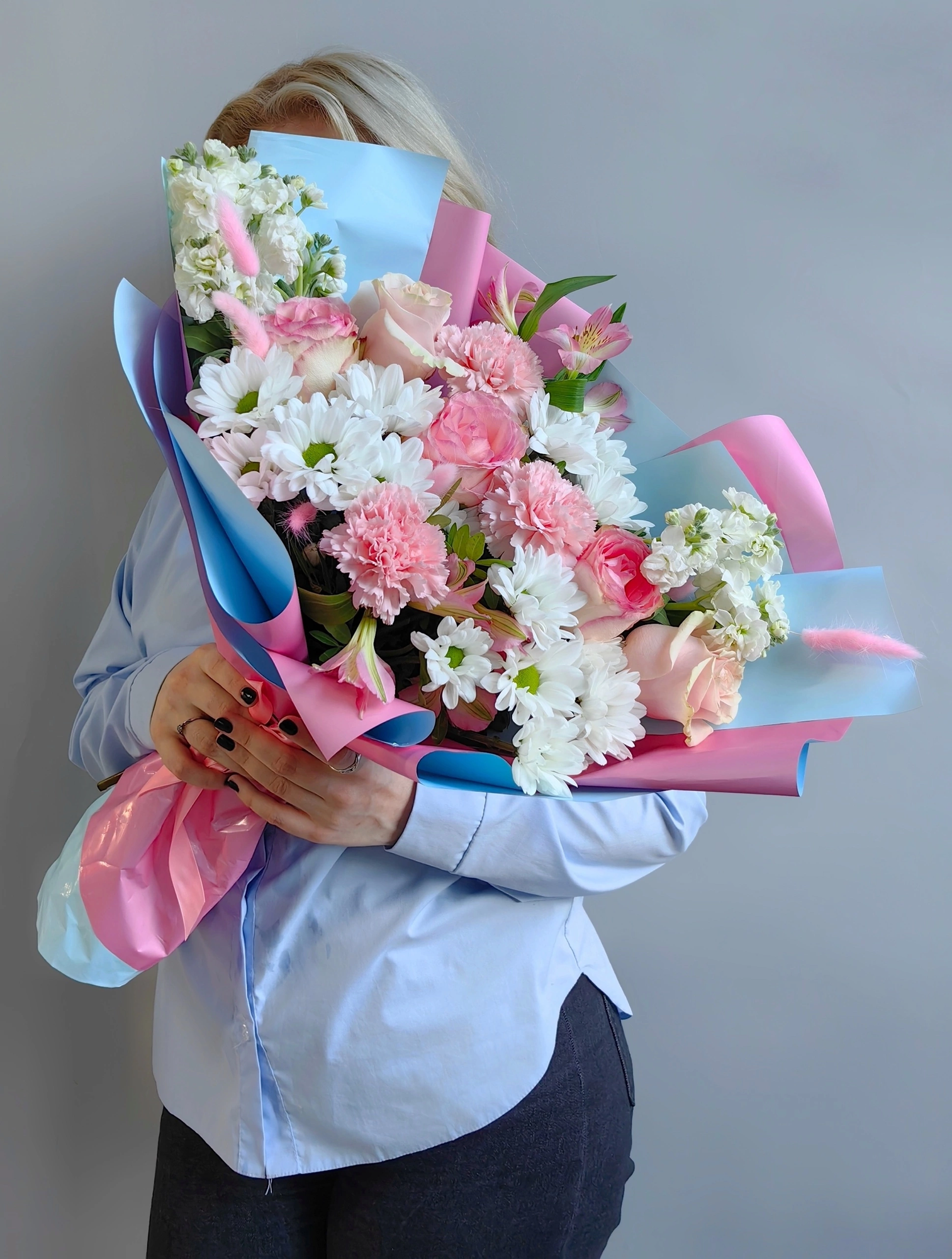 Букет Sanata Flowers, сборный, с розами, хризантемами, маттиолой, альстромерией