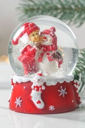 Снежный шар весёлая парочка - малыш санта И снеговичок, полистоун, стекло, 9 см, Sigro 50-1065-1