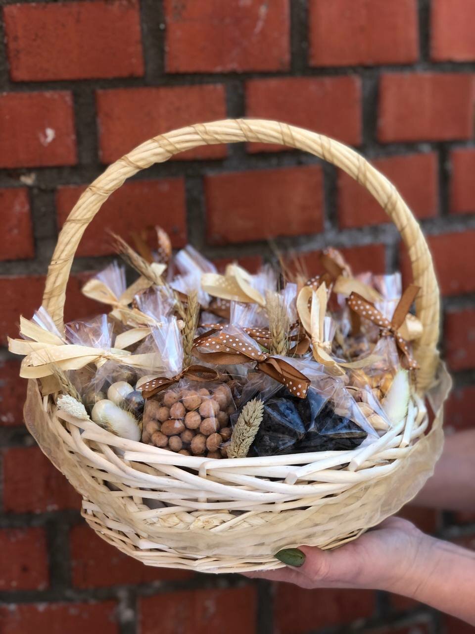 Корзина в золотом цвете с орехами и сухофруктами/ подарок маме, папе, коллеге, учителю