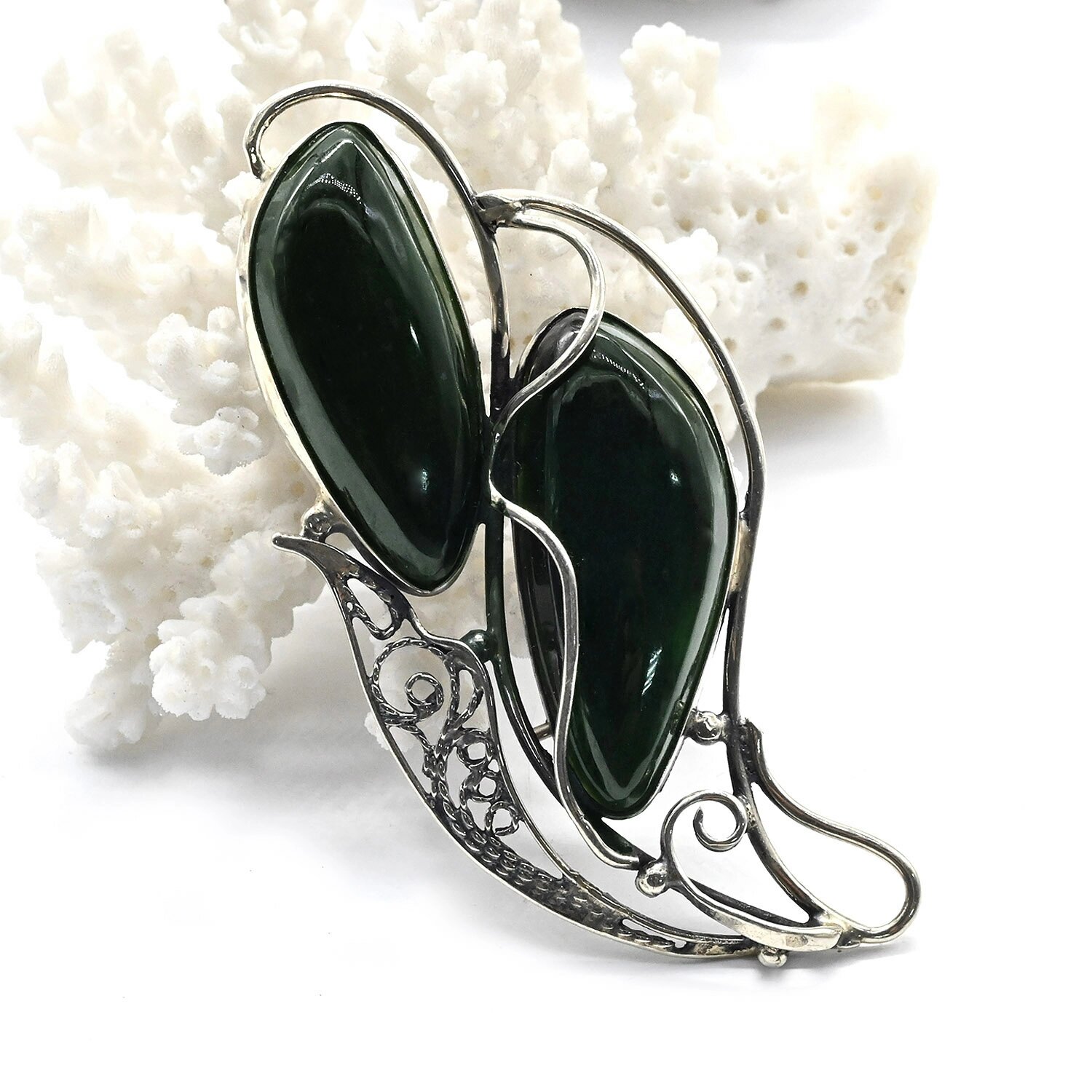 Брошь, нефрит