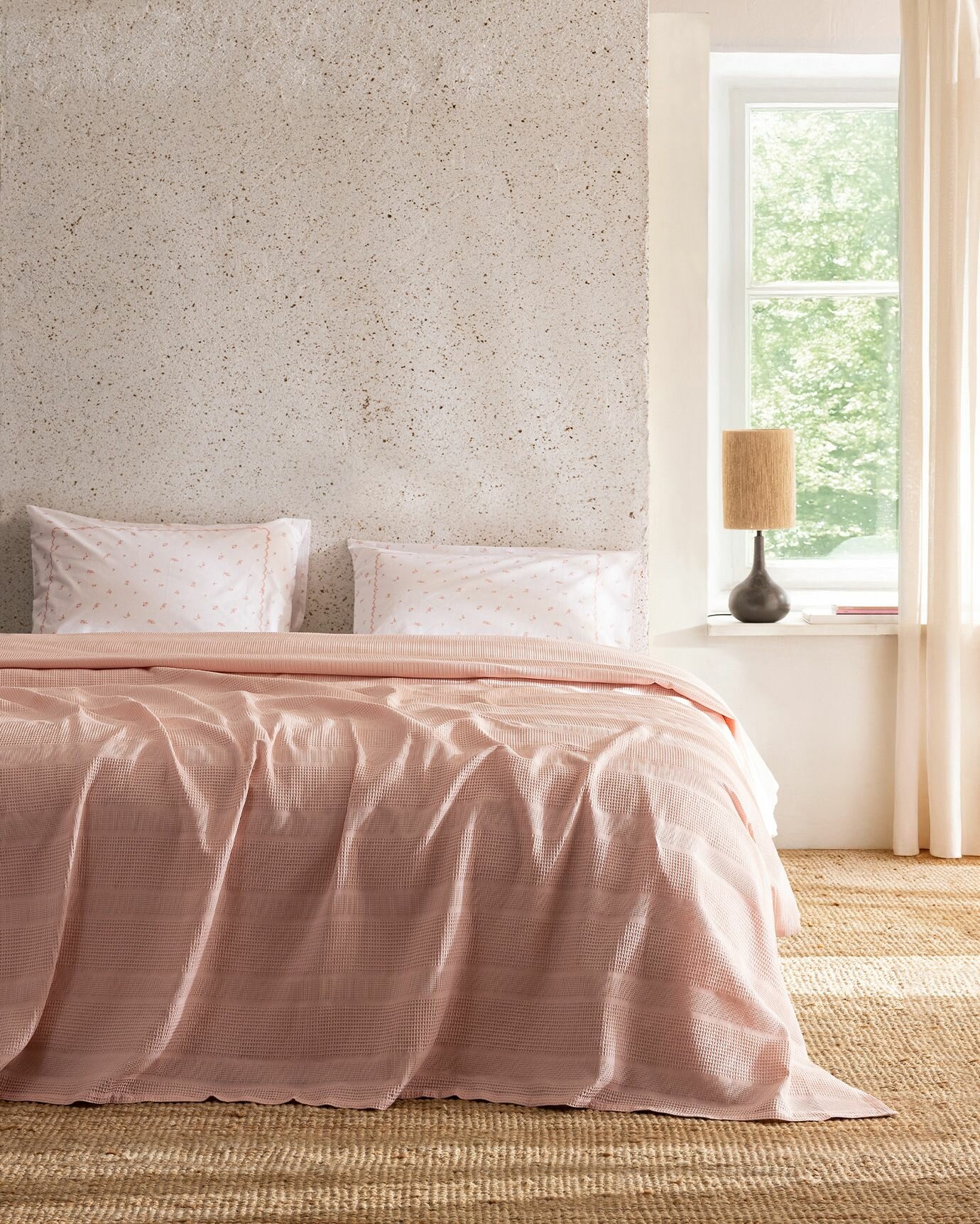 Постельное белье 2 спальное с покрывалом, евро. Покрывало 200х220 + 2 наволочки 50х70 + простынь 240х260. Цвет: Розовый