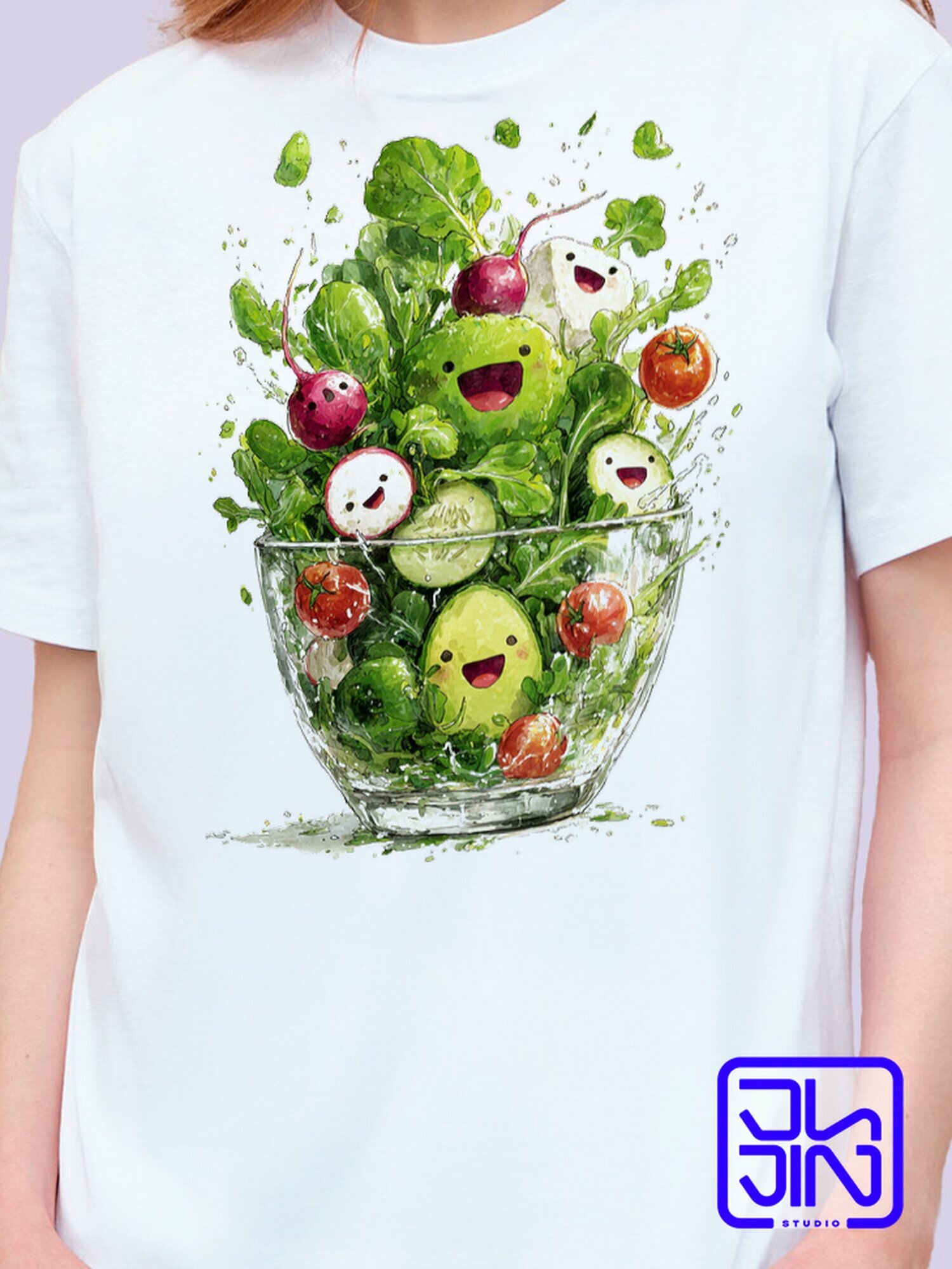 Футболка классическая женская с авторским принтом Смешные зеленые авокадо и веселые редис в многоцветном салате с овощами, белый хлопковый трикотаж с прикольным рисунком на груди