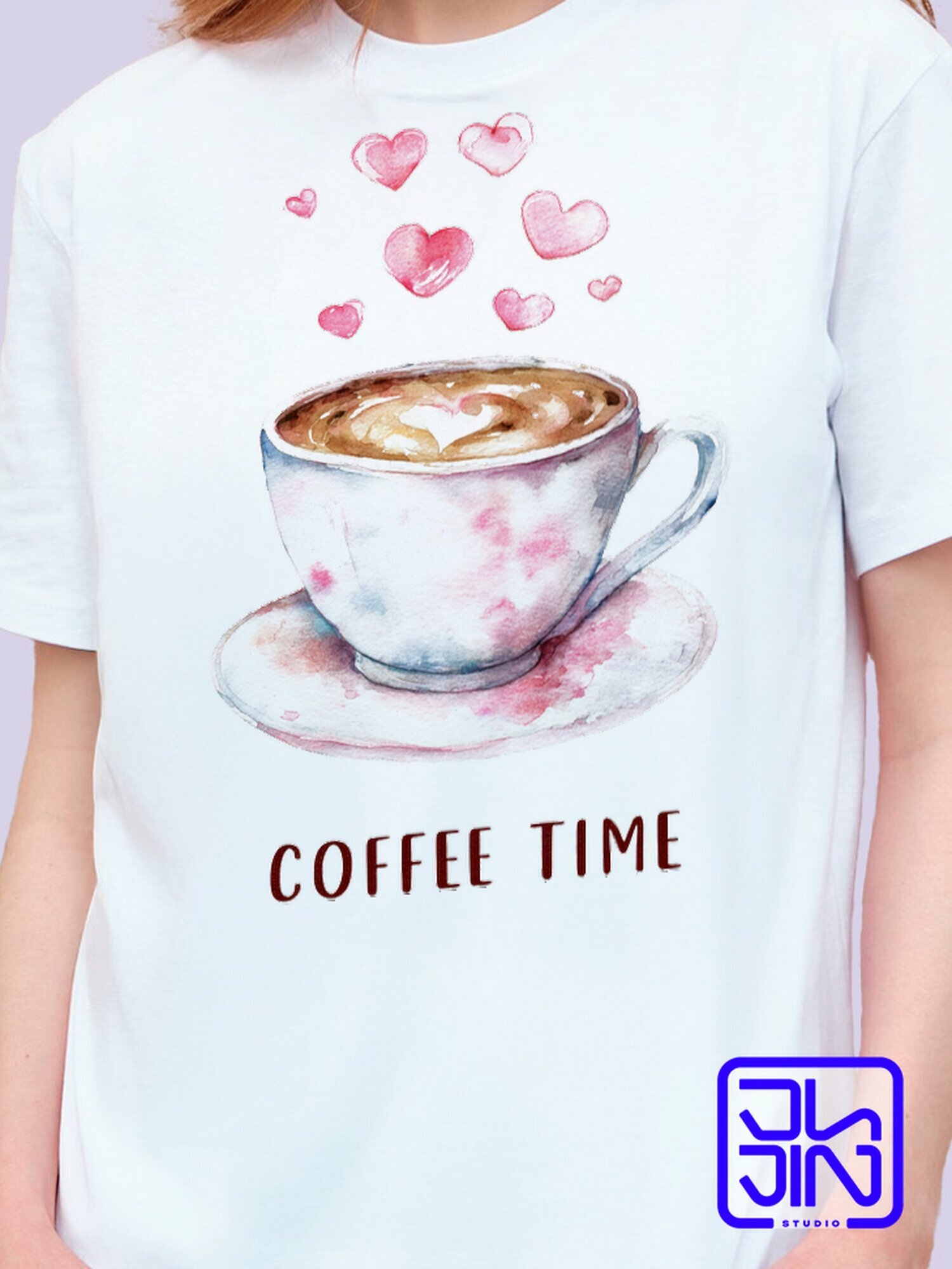 Футболка классическая женская с авторским принтом Белая повседневная чашка кофе с нежно-розовыми сердцами в стиле кэжуал, белый хлопковый трикотаж с прикольным рисунком на груди