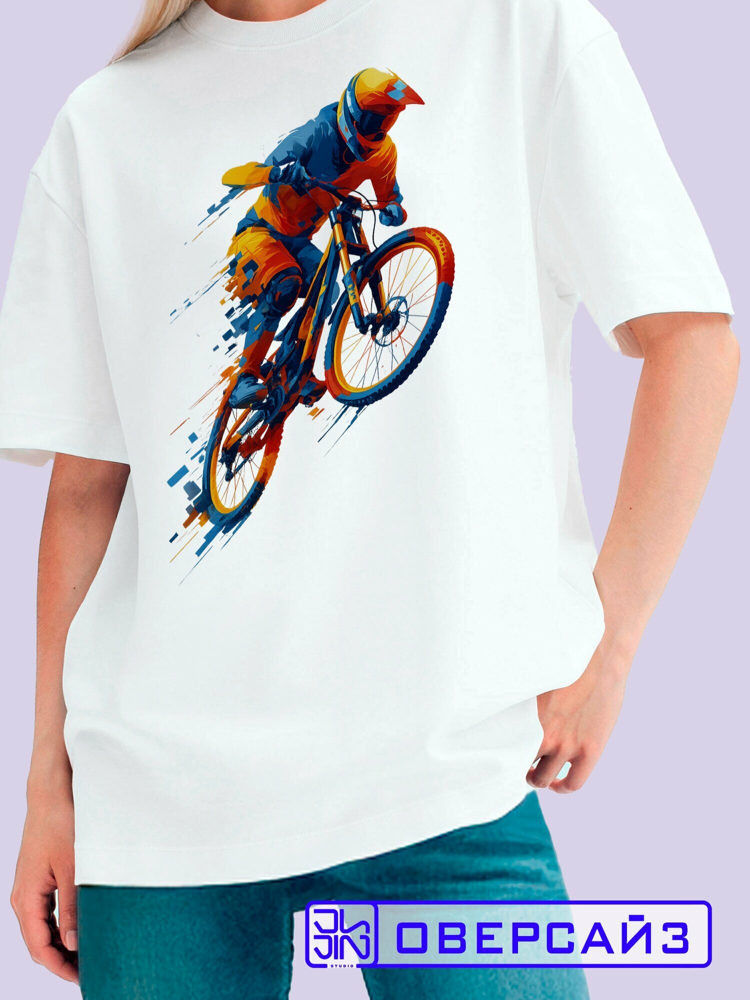 Футболка оверсайз женская с принтом Крутой оранжевый, синий велосипедист в уличном экстриме на горном велосипеде, белый хлопковый трикотаж с прикольным рисунком на груди