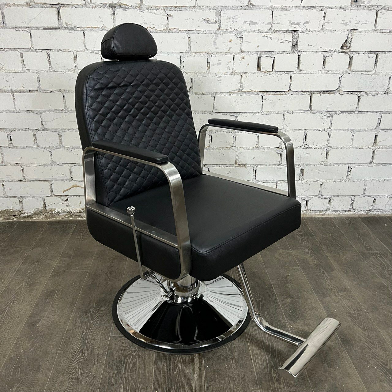 Парикмахерское кресло Герман, круглое основание, черный кожзам