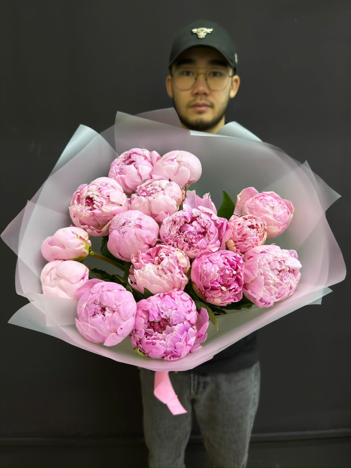 Прекрасный букет из пионов сорта Сара Бернард в количестве 15 штук