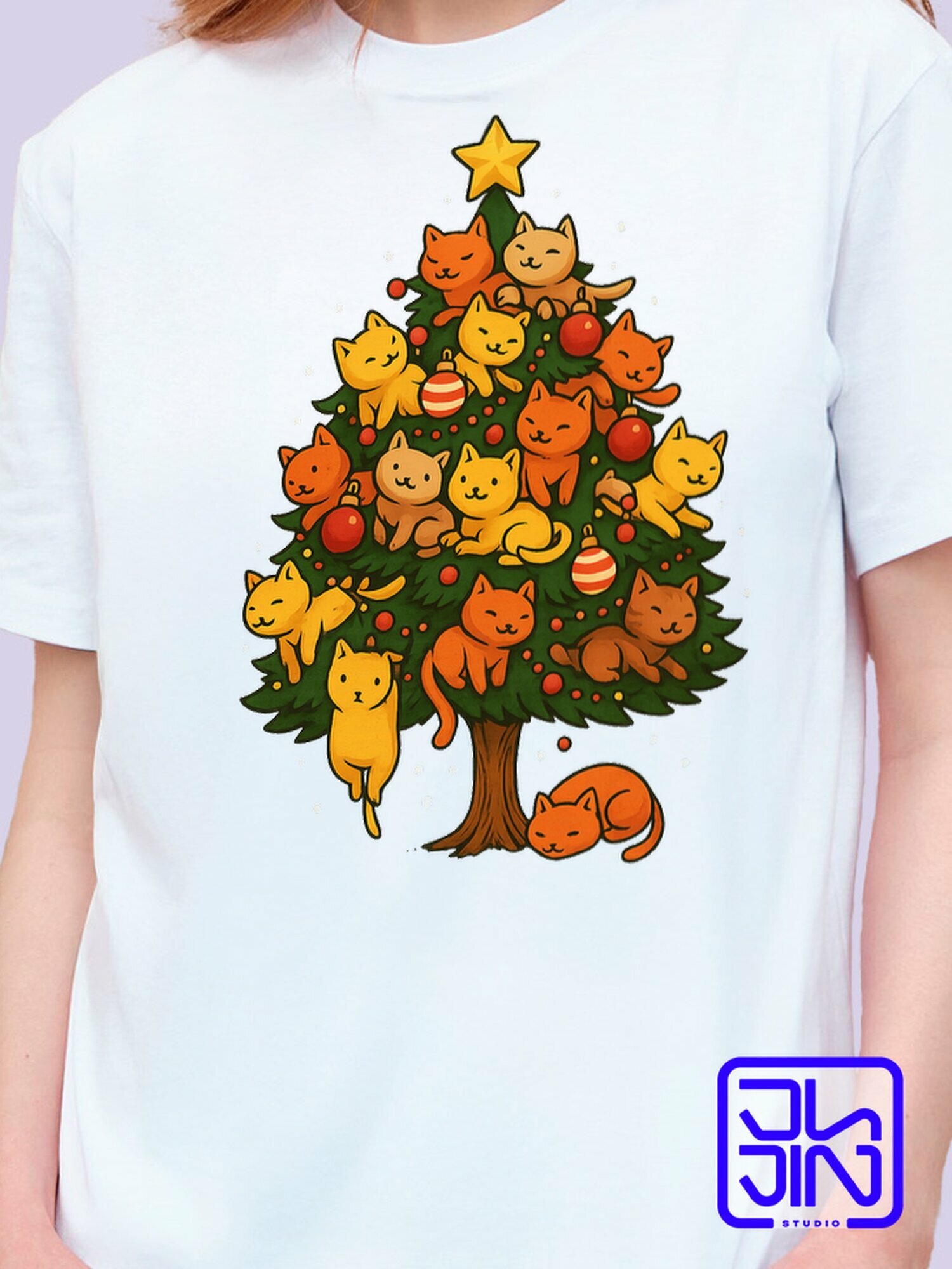 Футболка классическая женская с авторским принтом Смешная темно-зеленая рождественская елка с веселыми котами и зелеными шарами, белый хлопковый трикотаж с прикольным рисунком на груди