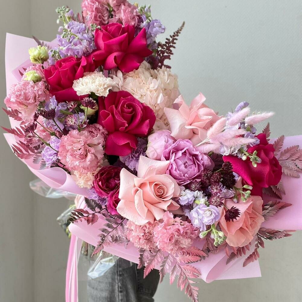Авторский букет "Вишневый пунш", каскадный, 25 цветов, 40 см, дизайнерская упаковка